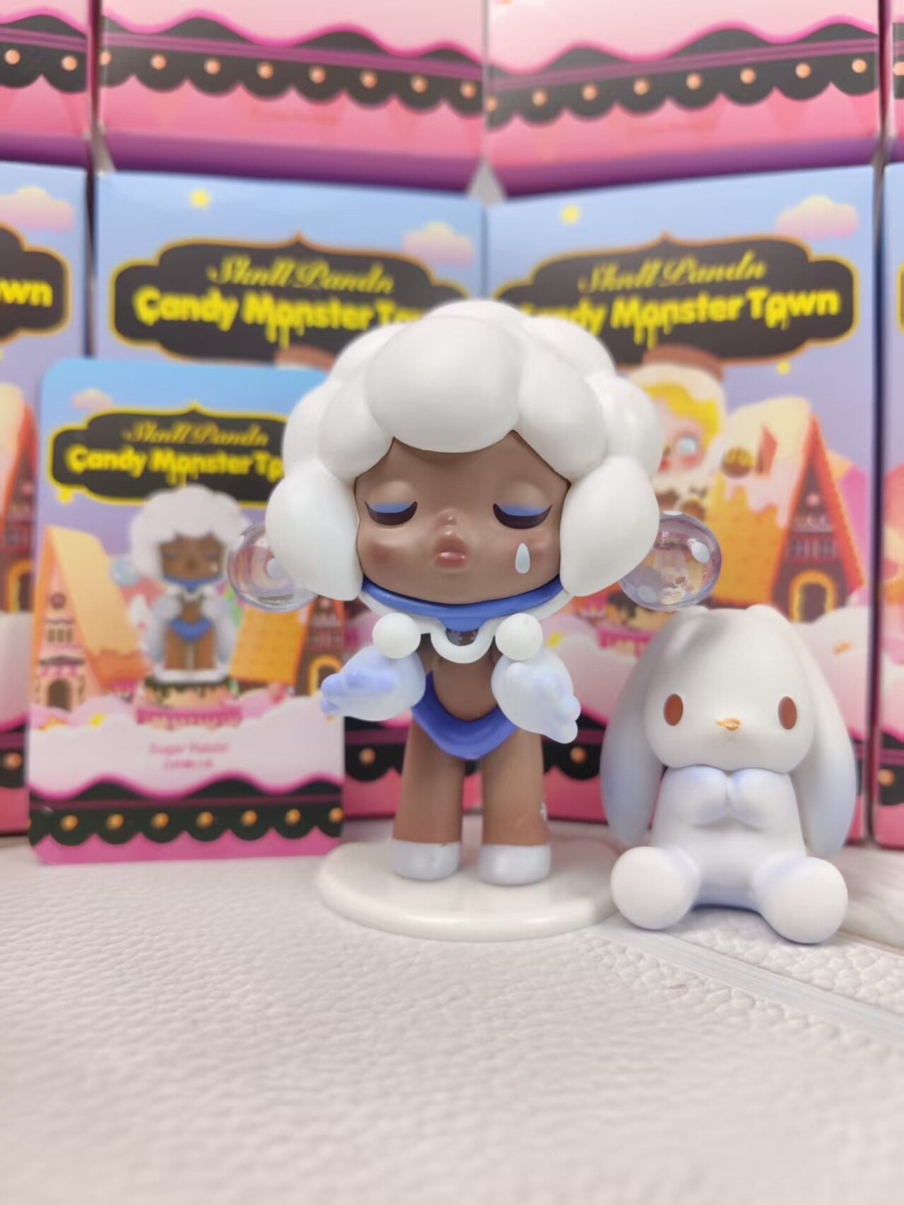 Фигурки из блайндбокса Guozu Paopao, серия Candy Town, конкретная модель Белая Сахарная Крольчиха, коллекц. фигурки