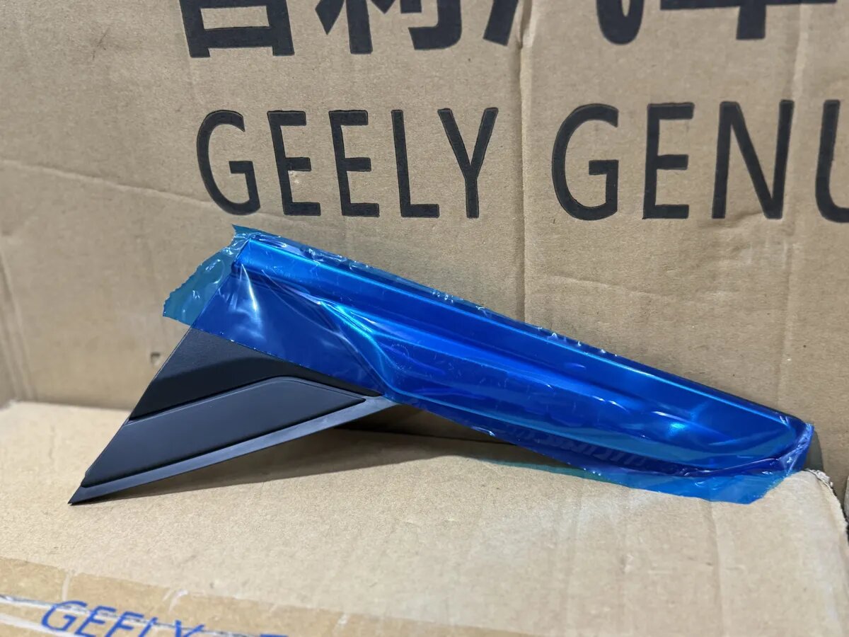 Уголок зеркала наружный левый Geely Coolray