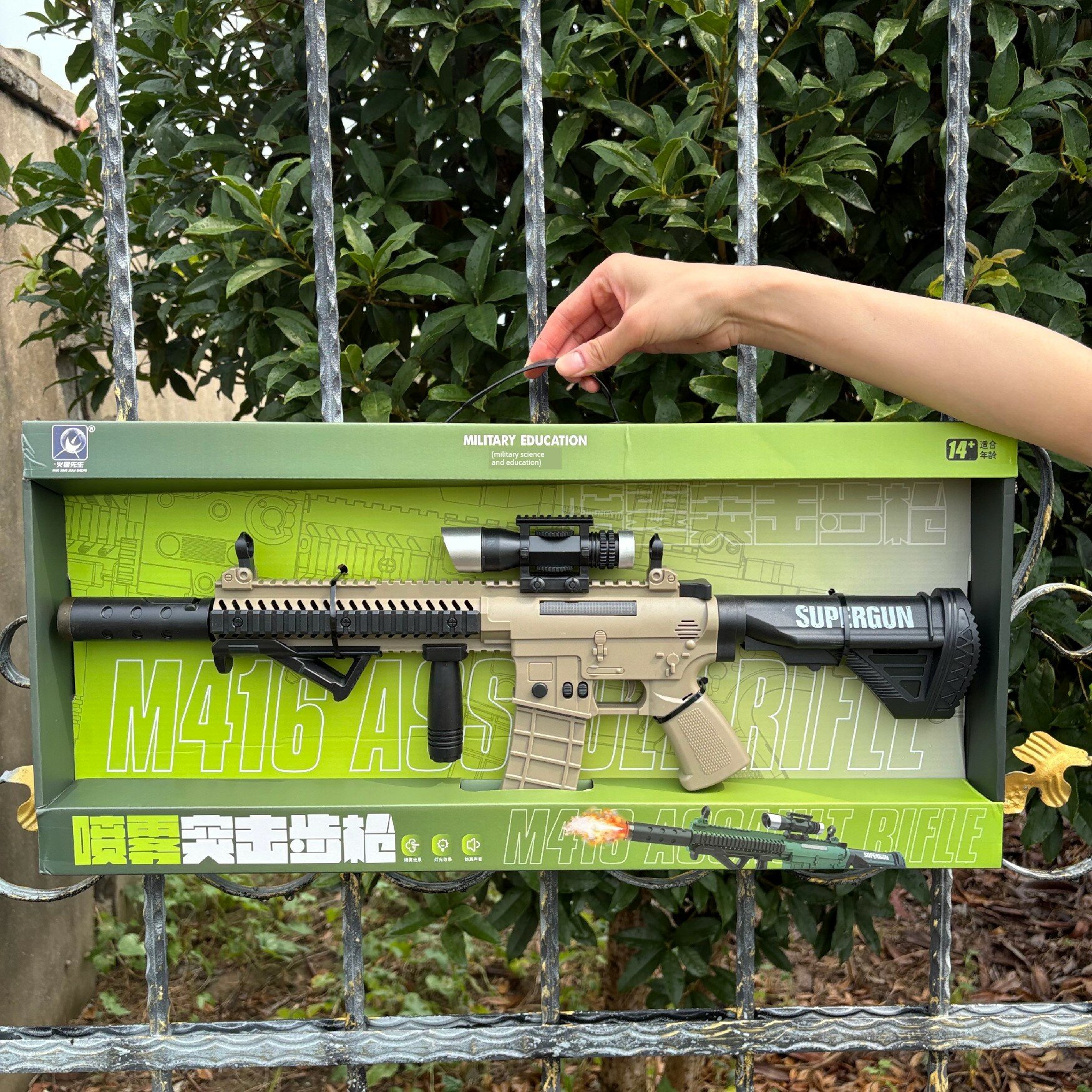 Электрическая игрушечная винтовка M416 с пламенным спреем для детей, работает от батареек