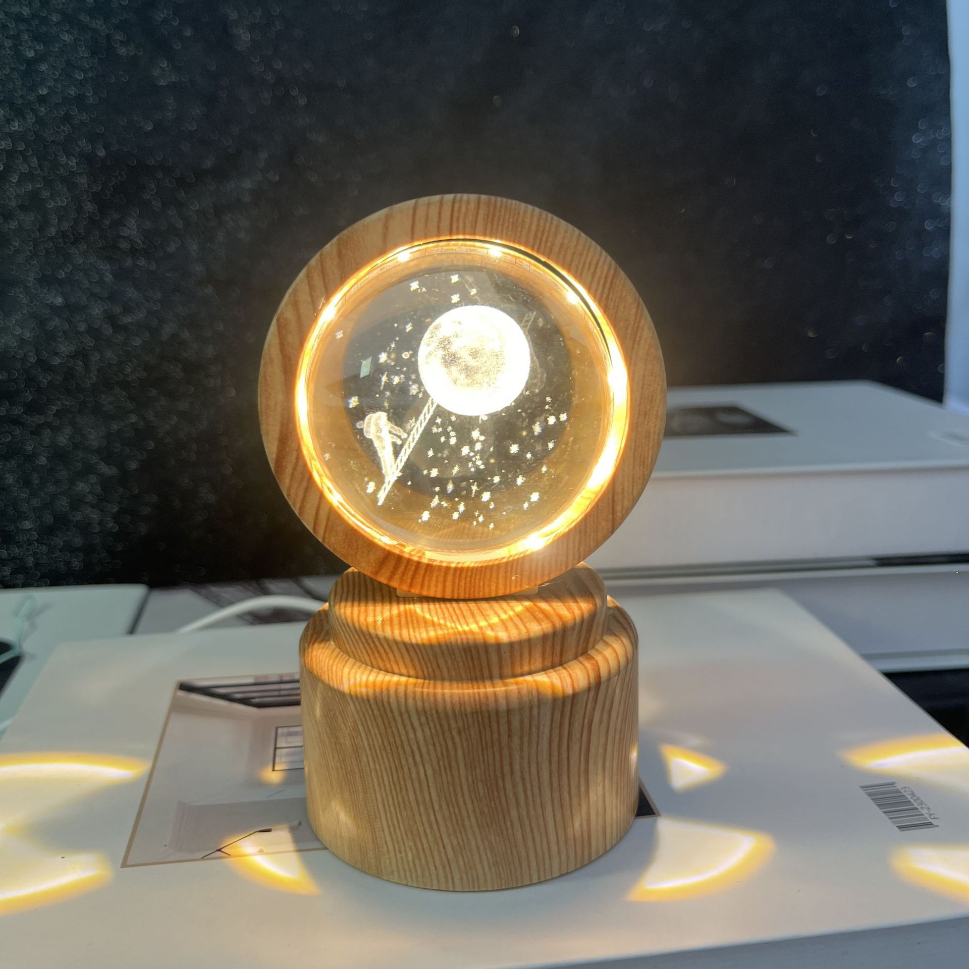 Кристальный шар 6 см ночник Высадка на Луну Вращающаяся LED Лампа С Желтой Деревянной Основой Подарок