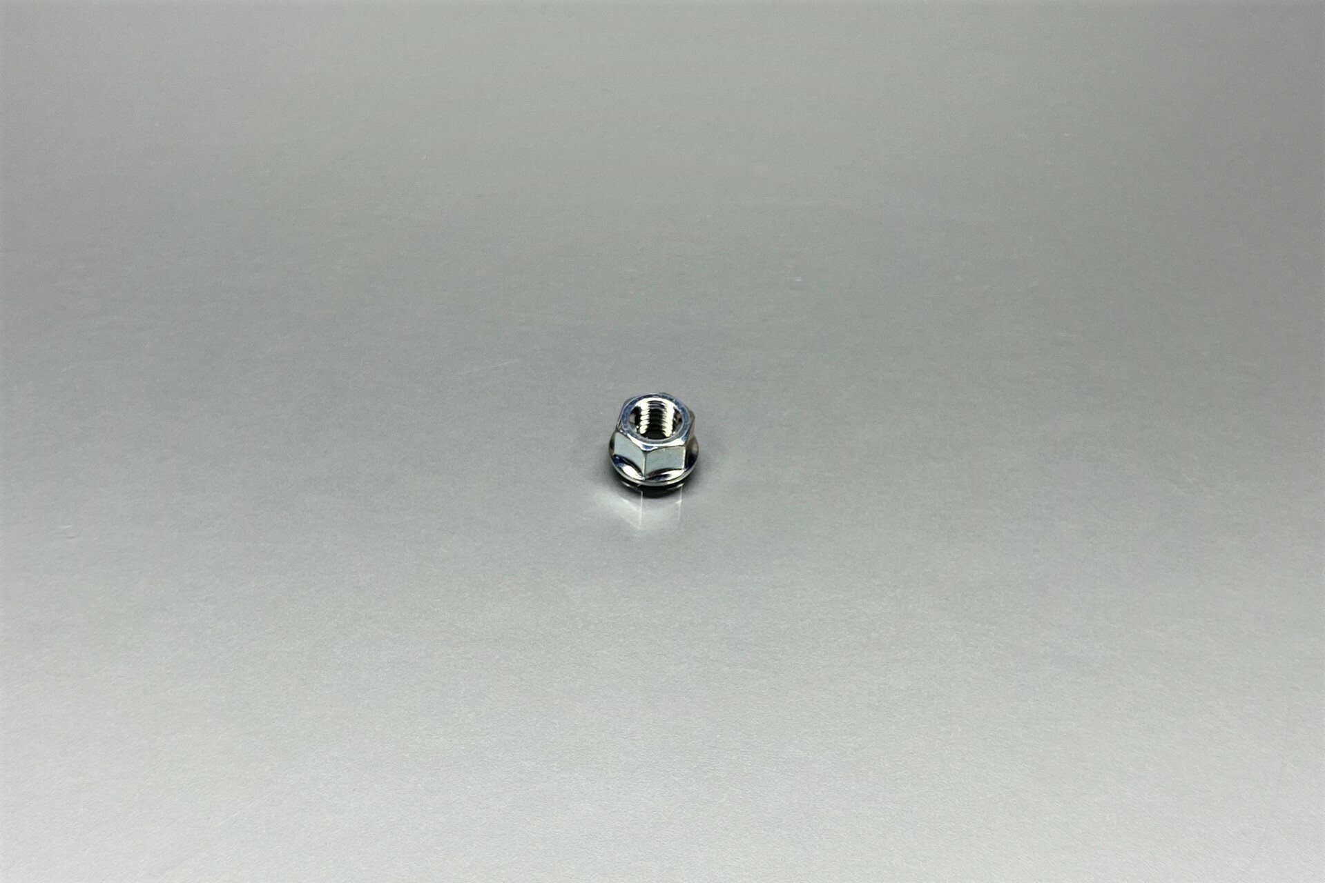 Nissan гайка с буртиком M8×1,25 для крепления карданного вала, арт. 01223-00041