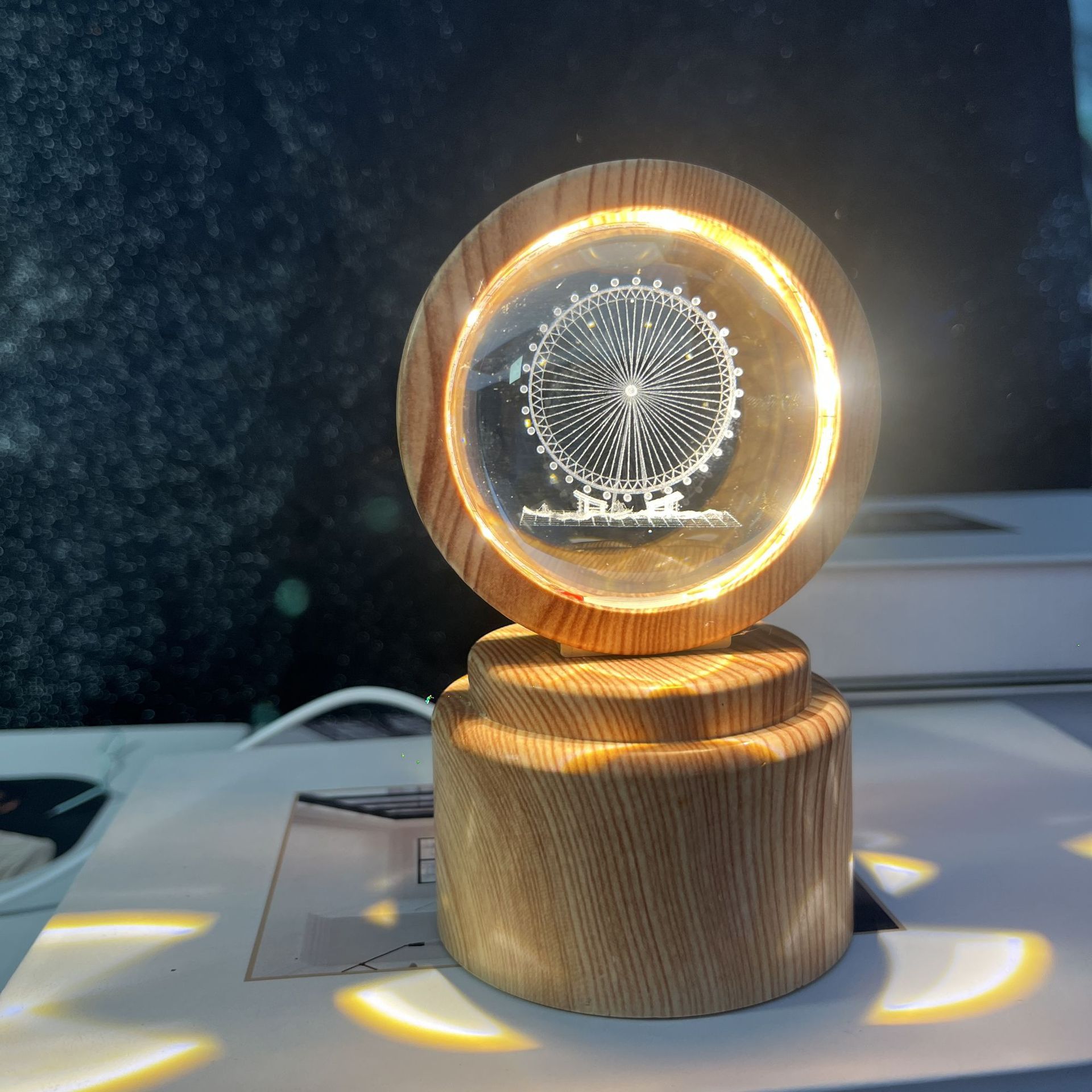Кристальный шар 6 см ночник Колесо Обозрения Вращающаяся LED Лампа С Желтой Деревянной Основой Подарок