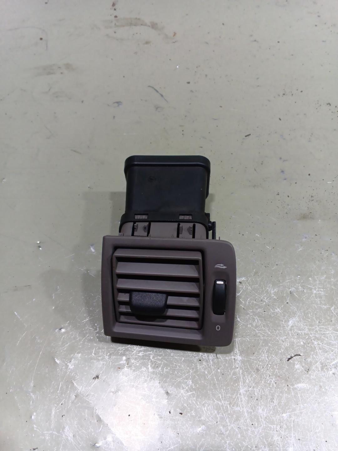 Дефлектор обдува салона передний правый Volvo S40 2 (2003 - 2007) 30715098