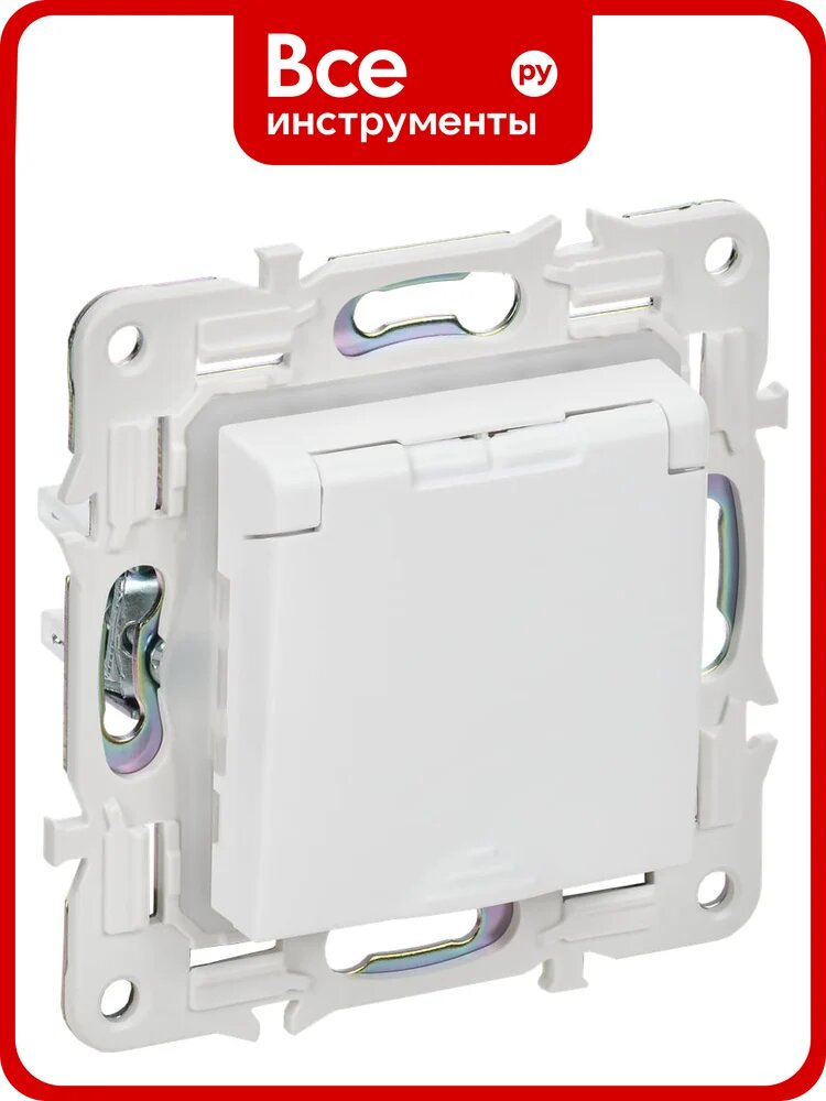 Розетка IEK SKANDY SK-R11W заземляющий контакт, шторки, крышка, 16А, IP44, арктический белый SK-R16-16-44-K01