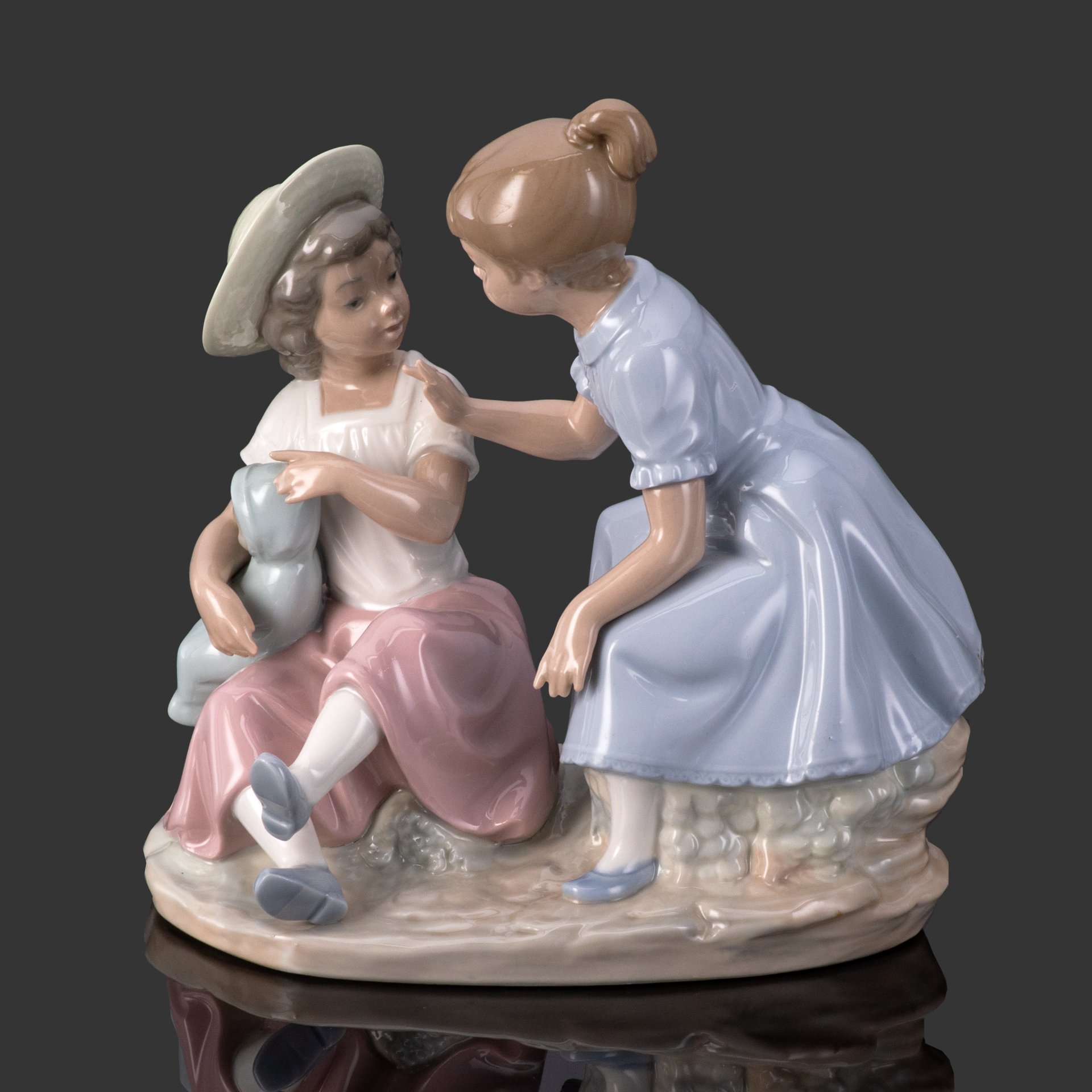 Статуэтка "Две подруги", NAO Porcelain, фарфор, роспись, Испания, 1980 г.