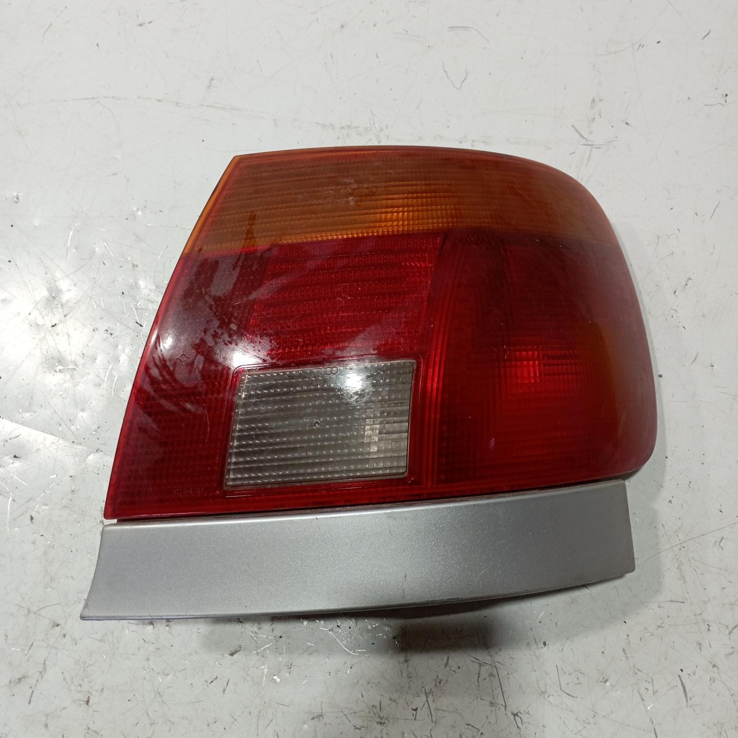 Фонарь задний левый Audi A4 B5 (1994 - 1999) 8D0945111A