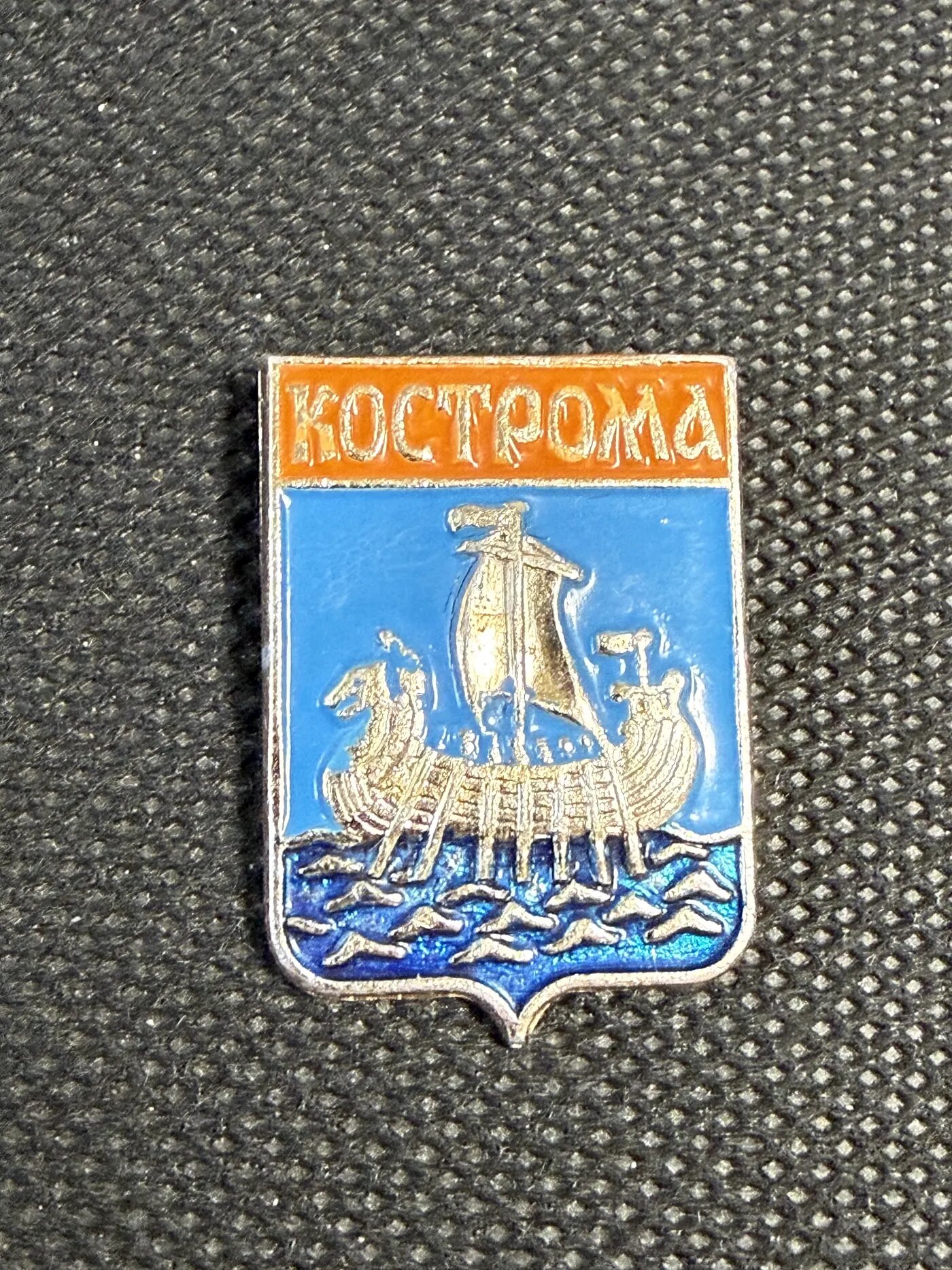 Коллекционный значок Кострома в виде герба города