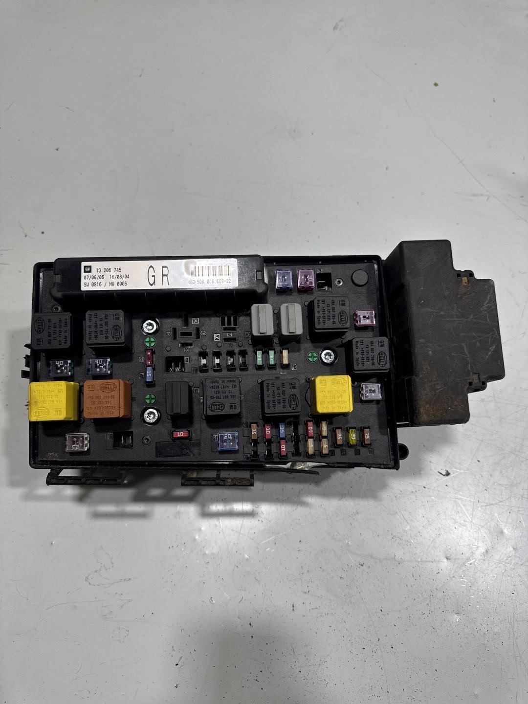 Блок предохранителей Opel Astra H (2004 - 2007) 13206745