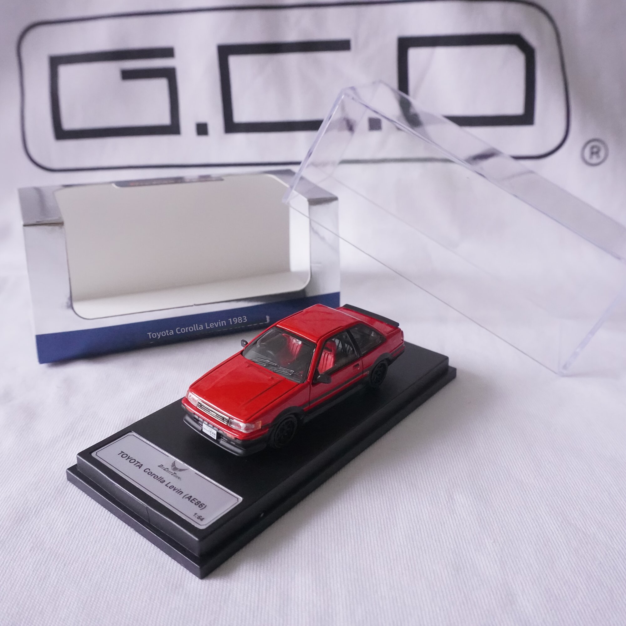 Коллекционная литая модель классического автомобиля в масштабе 1:64, красный цвет, ретро стиль, точная детализация, миниатюра для коллекции и демонстрации