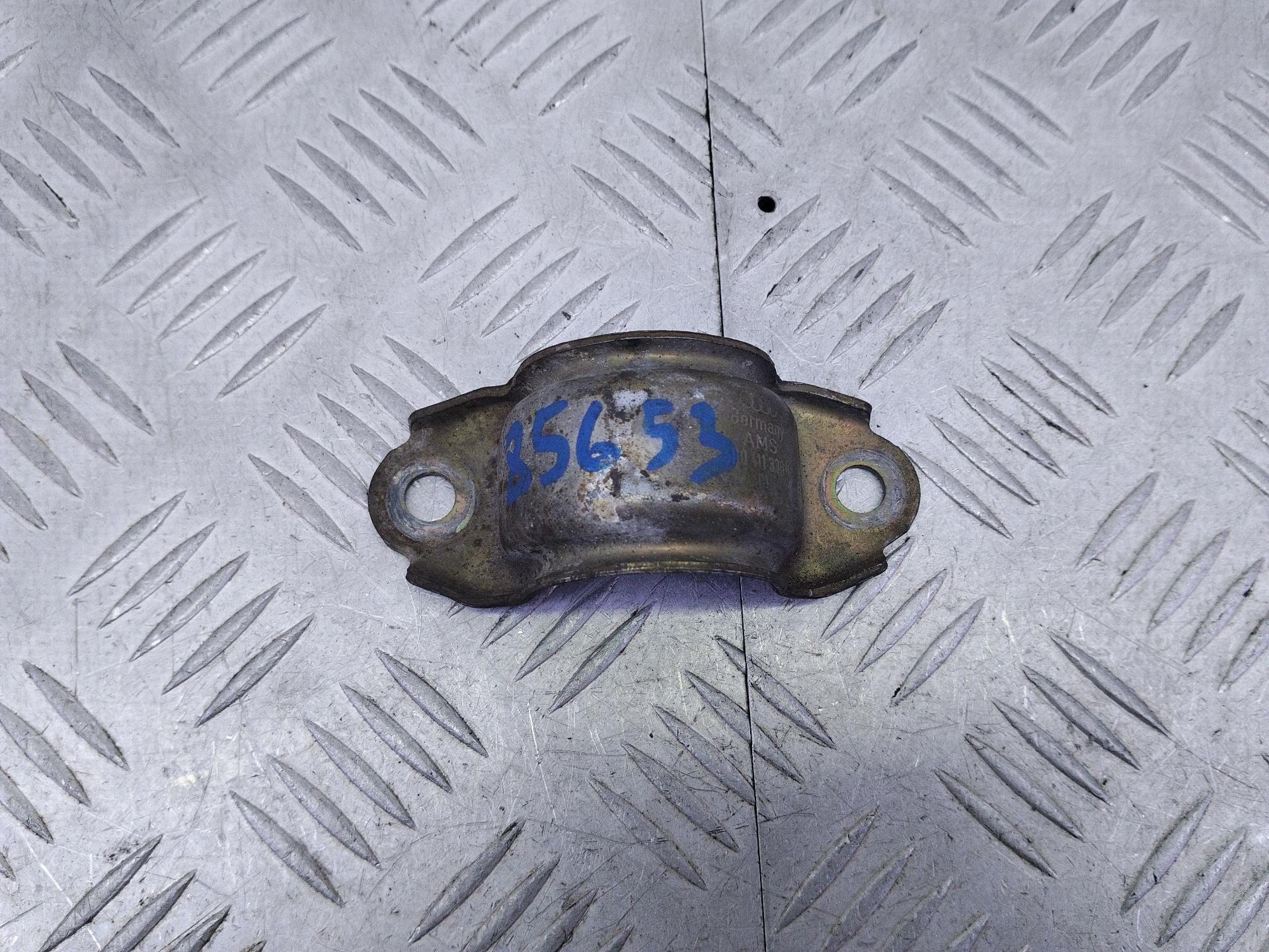 Скоба крепления втулки стабилизатора Audi A4 B5 (1994 - 1999) 4D04113360