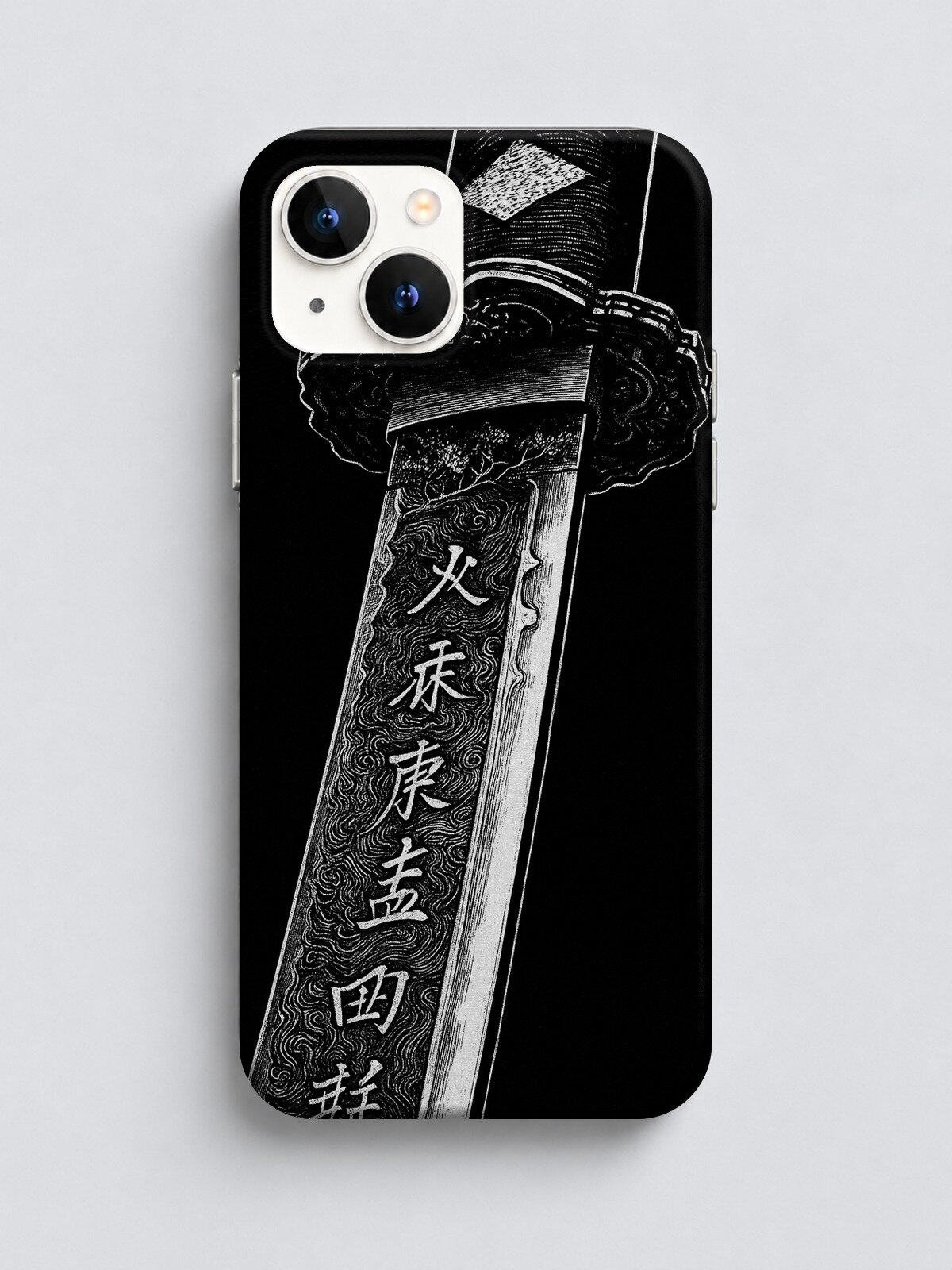 Эстетичный чехол на iPhone 14 катана с иероглифами