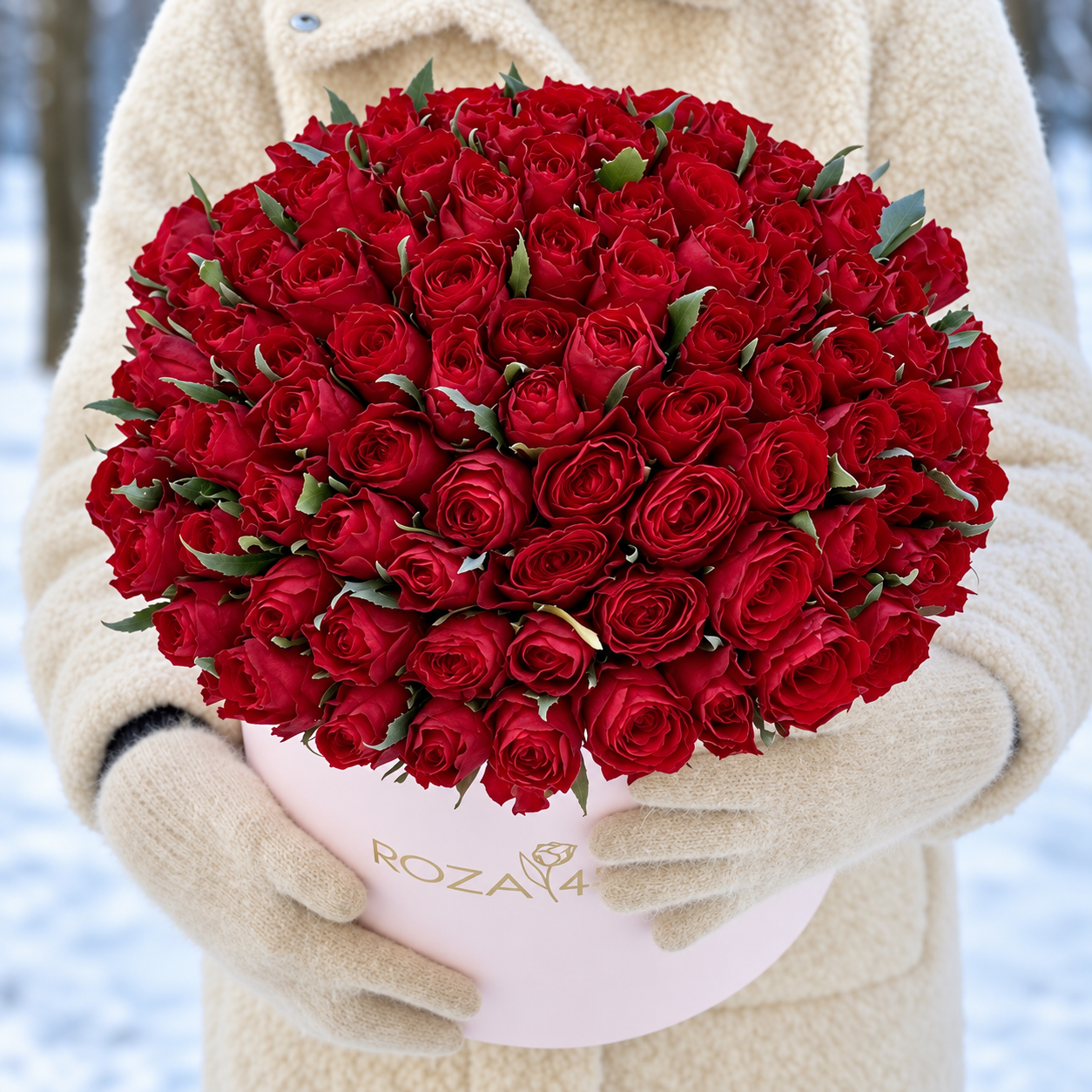 Монобукет красных роз 101 живых цветов в шляпной коробке, 35см, ROZA4U