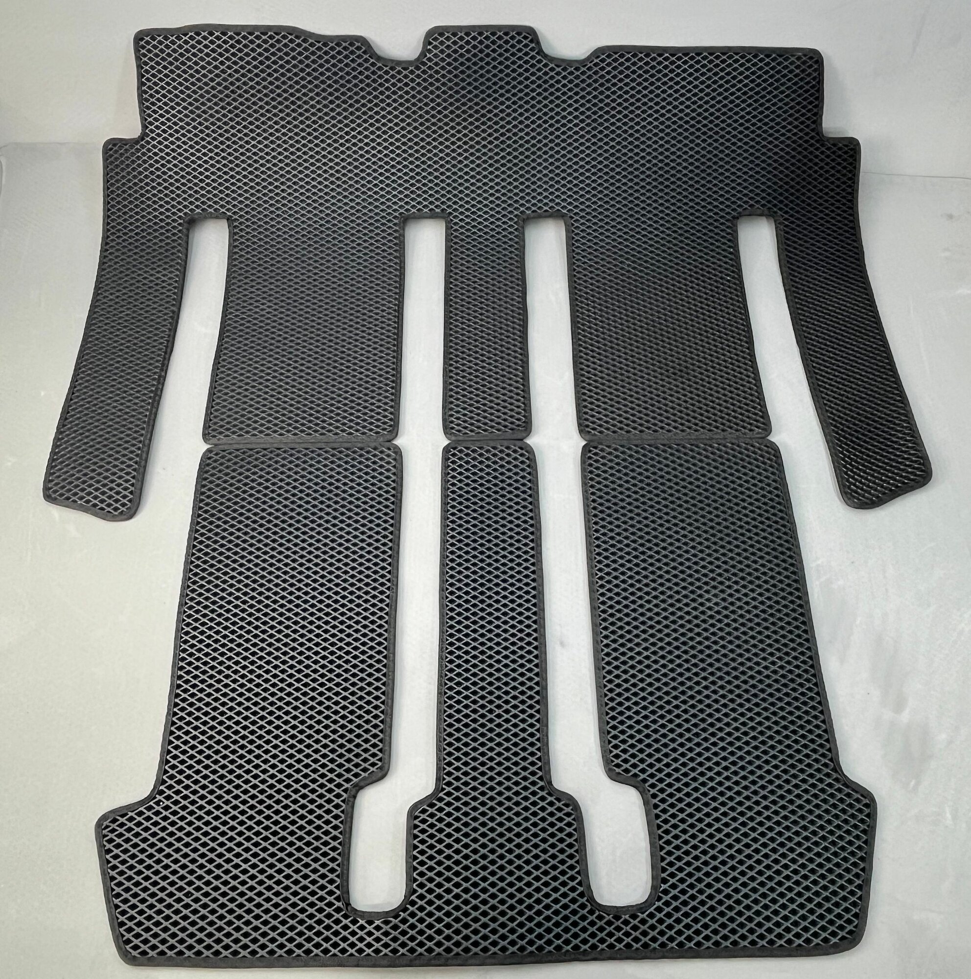 CARSTAR Коврик EVA для TOYOTA NoahVoxy III пр. руль (2014-2021), 7 мест, Гибрид. Для 2 и 3 ряда. Цвет черный.