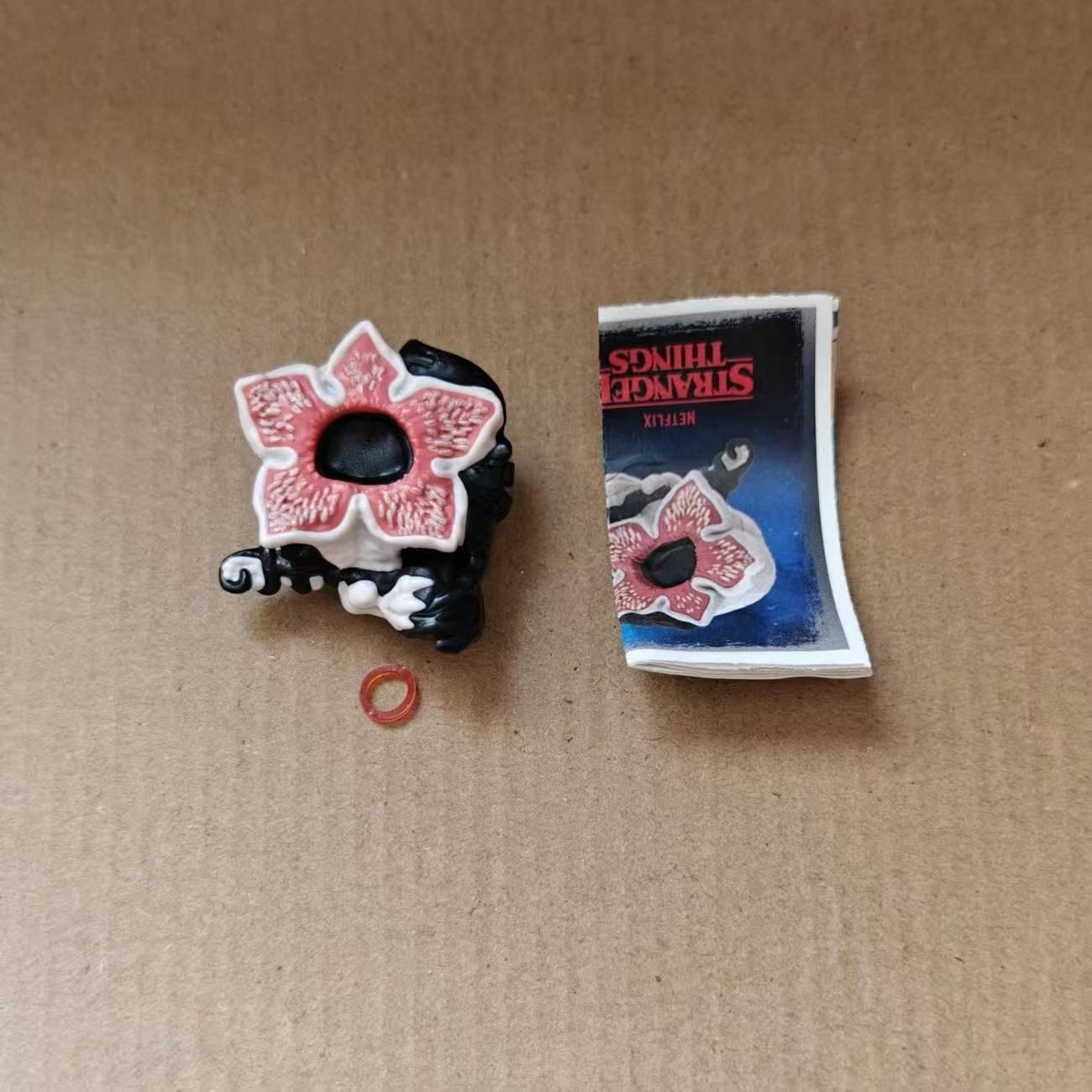 Фигурок Kinder Joy из Очень странные дела