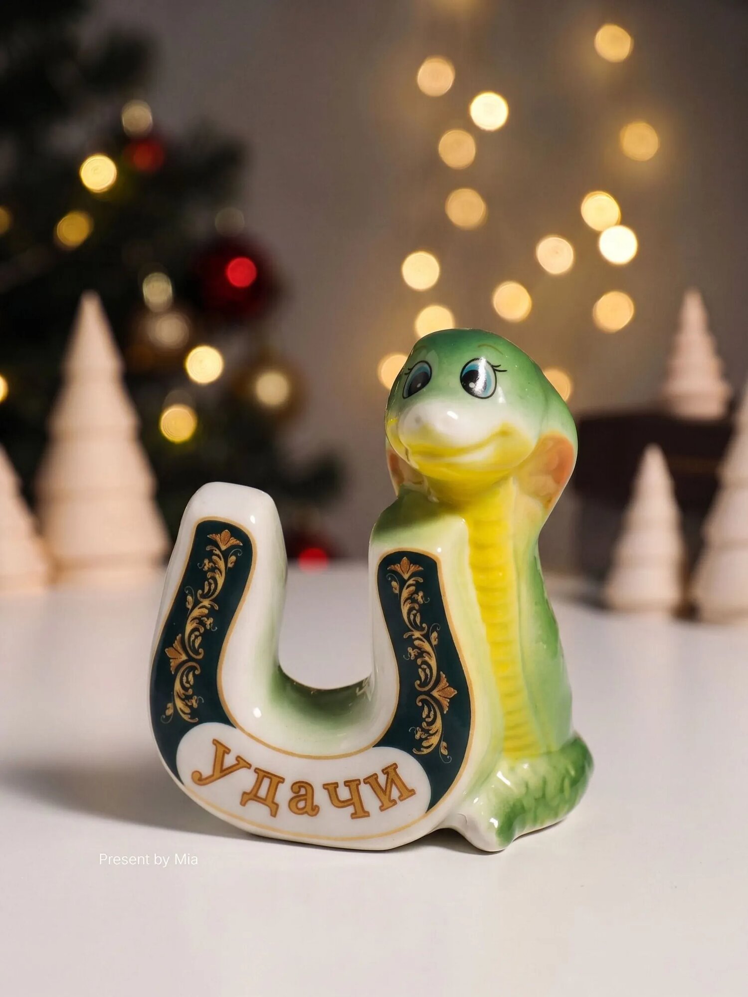 Декоративная фигурка «Зеленая змея с подковой», 7х4х8 см, фарфор