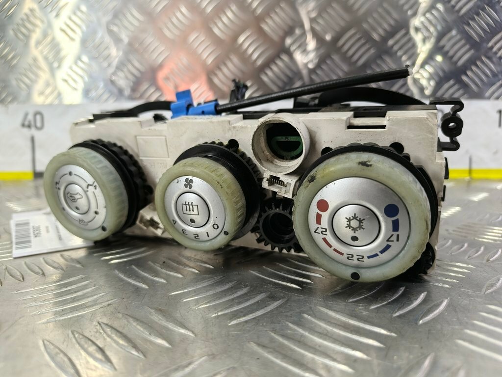 Блок управления печкой Б/У для MITSUBISHI COLT Z20/Z30 (2002—2012) MN164569