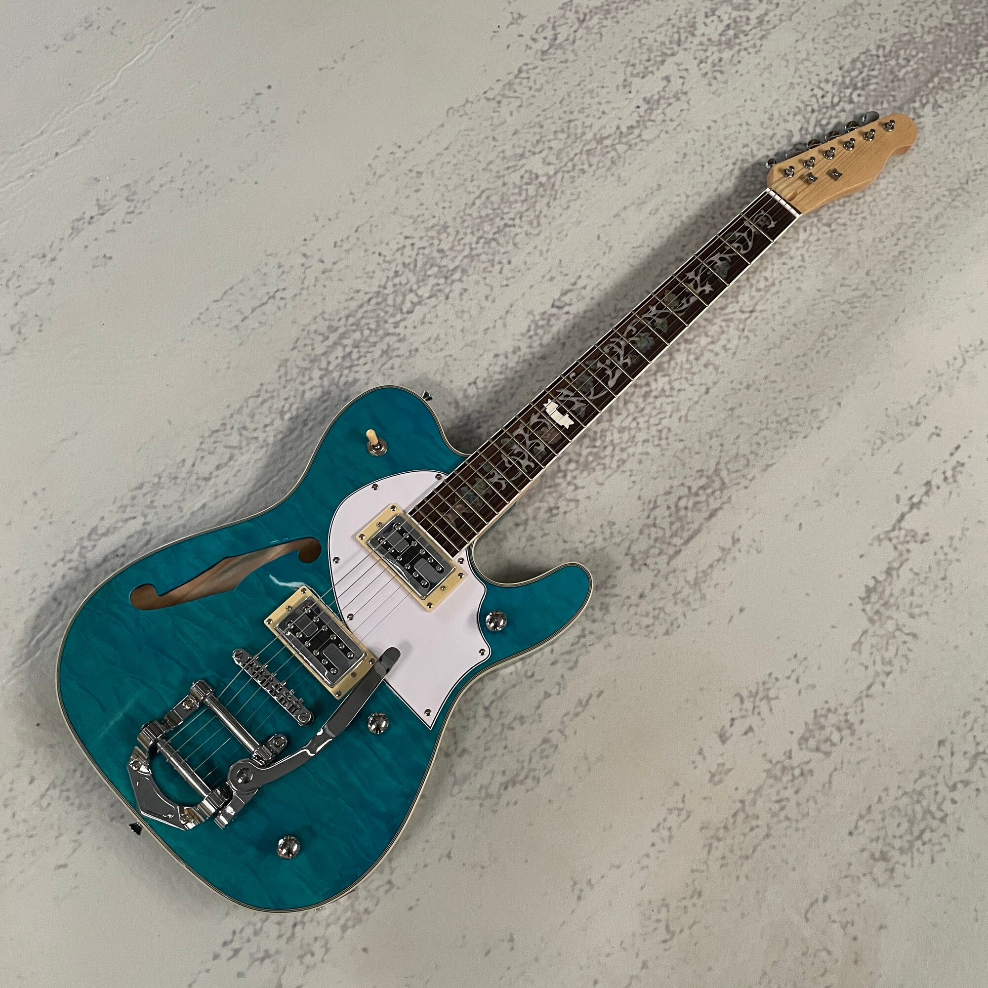 Полупустая электрогитара Tele стиль синий флейм клён Bigsby HH