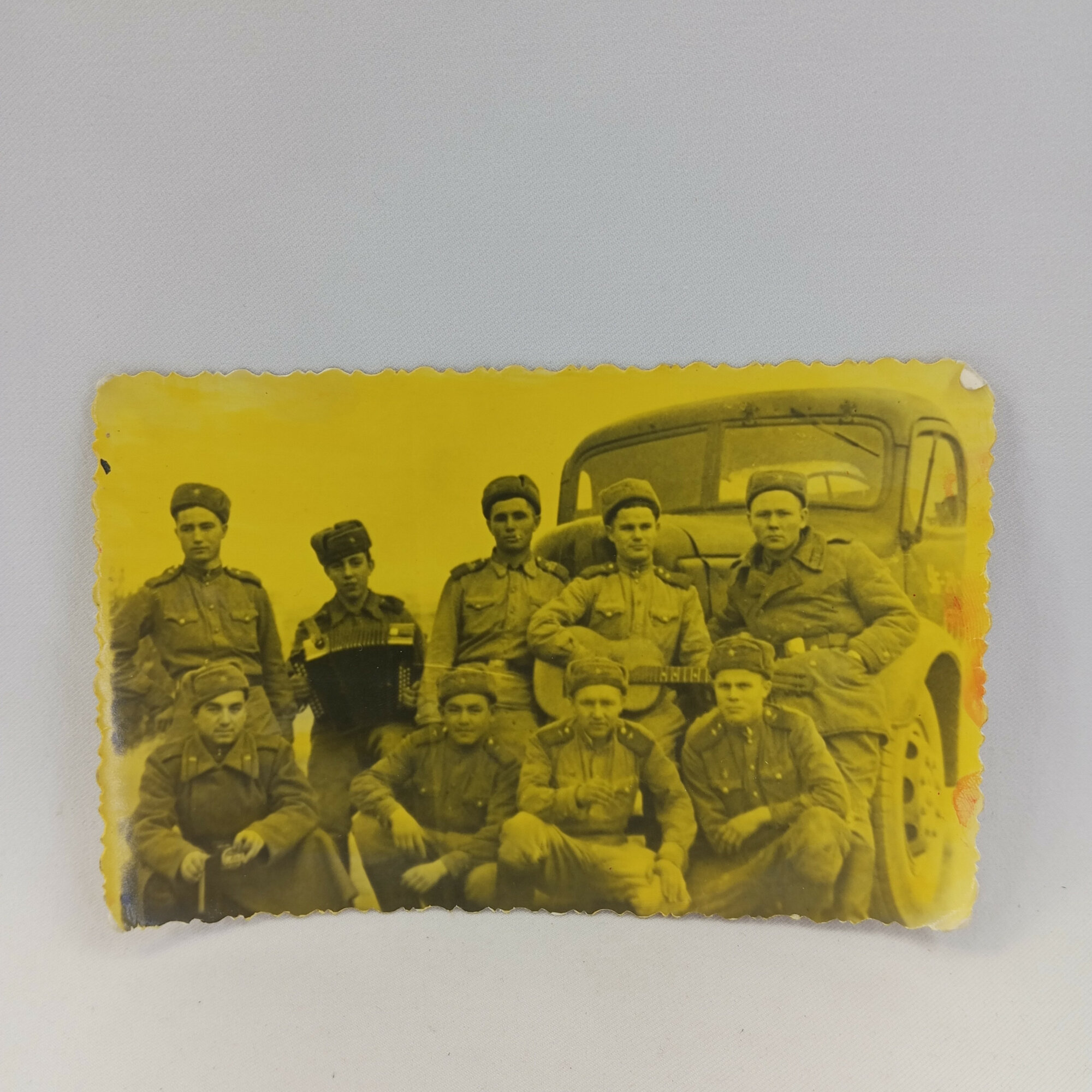Фотография винтажная, СССР. Групповой снимок советских военнослужащих на фоне техники