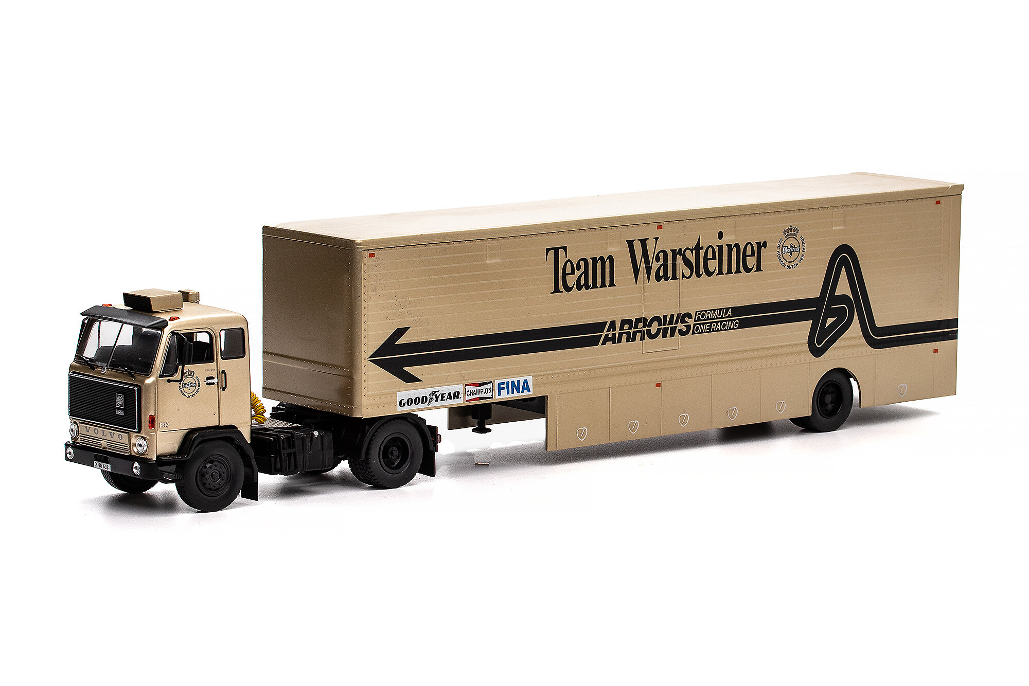 Модель коллекционная IXO Volvo F89 race transporter warsteiner arrows team F1 1981