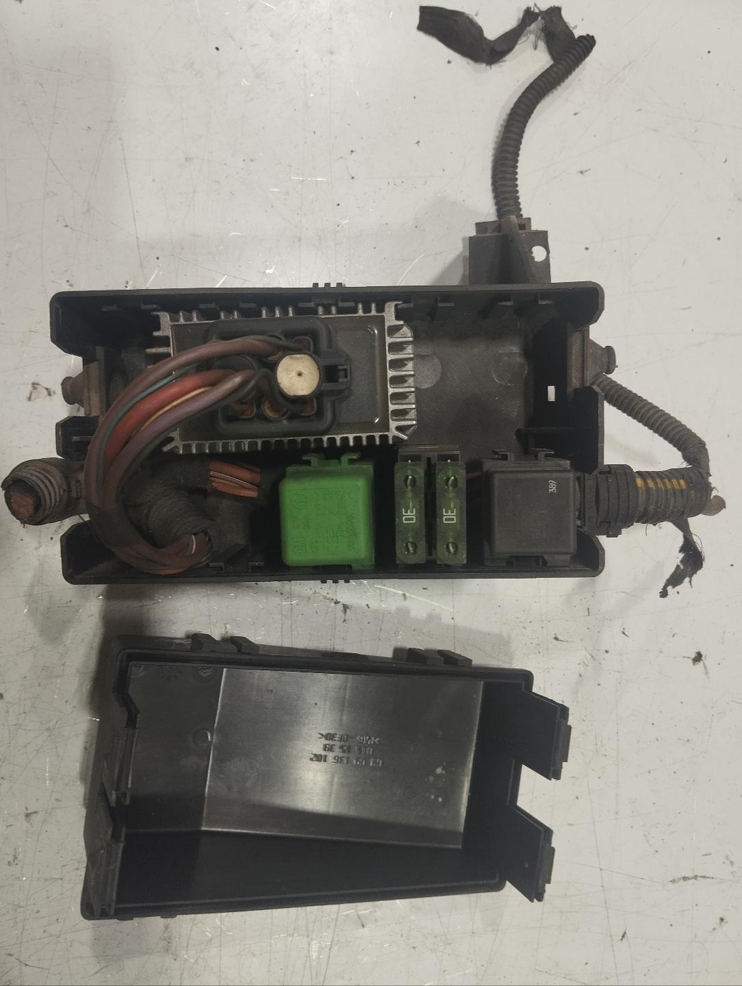Блок реле и предохранителей Opel Vectra B (1995 - 2000) 09136102
