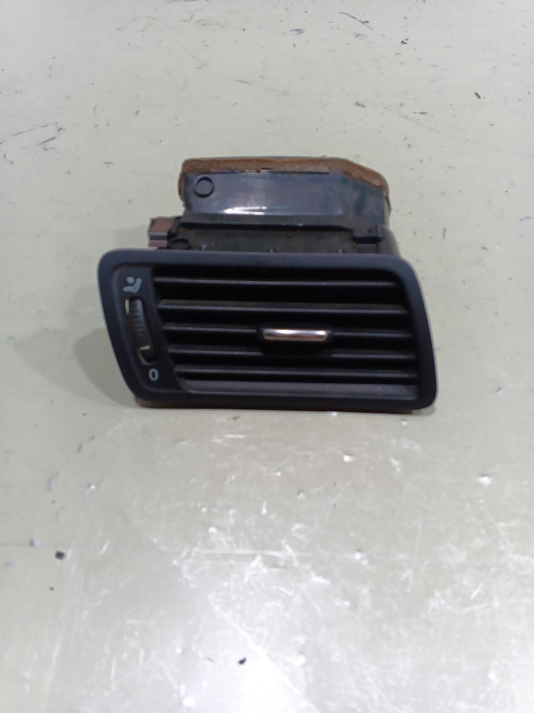 Дефлектор обдува салона левый Volkswagen Passat B6 (2005 - 2010) 3CD819702