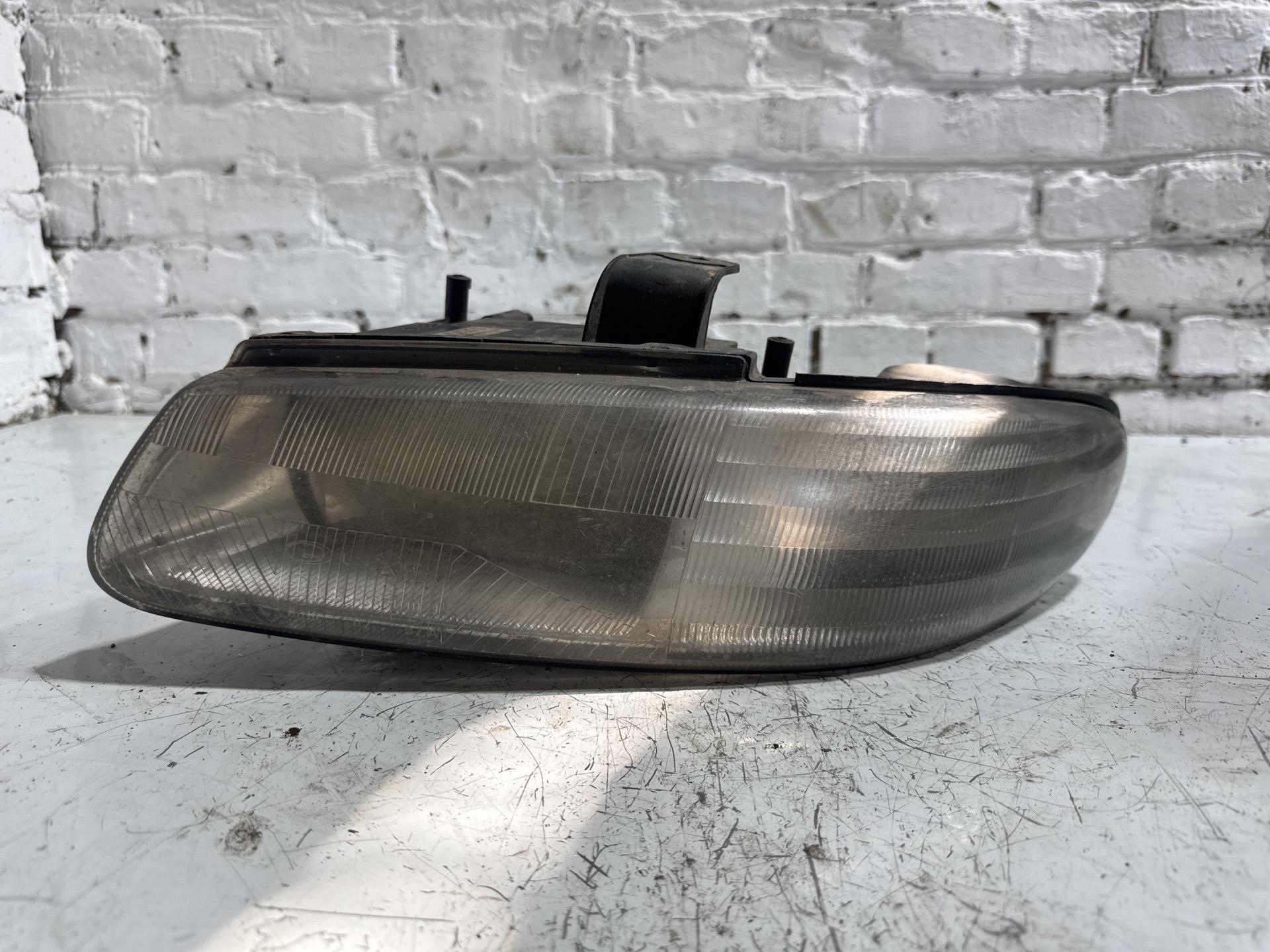 Фара левая Chrysler Voyager 3 (1995 - 2001) 05014535AA