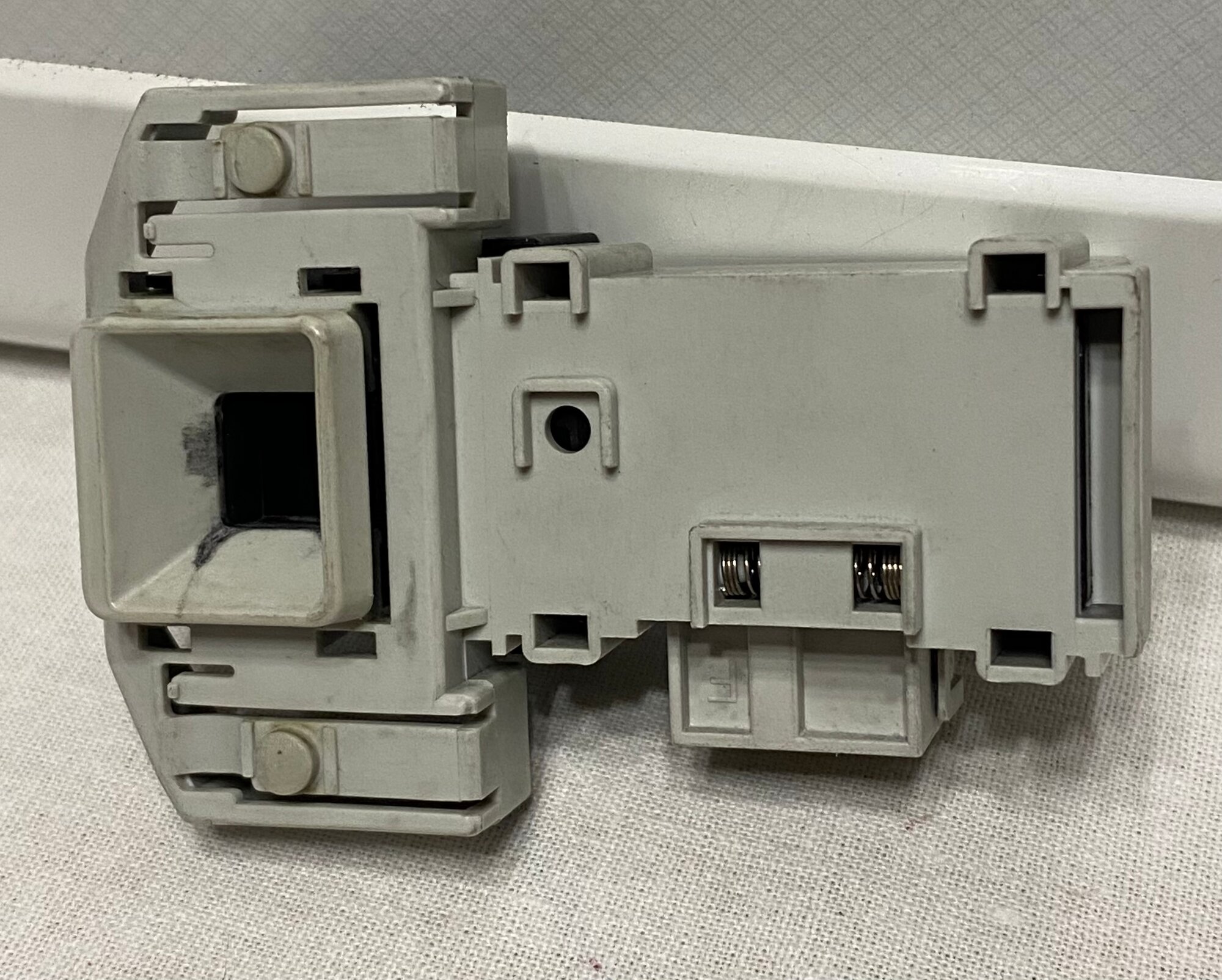 Замок/ Устройство блокировки люка (УБЛ) для стиральной машины Bosch (Бош), Siemens (Сименс), Neff (Нефф) INT016BO, 00610147, DM070 Оригинал
