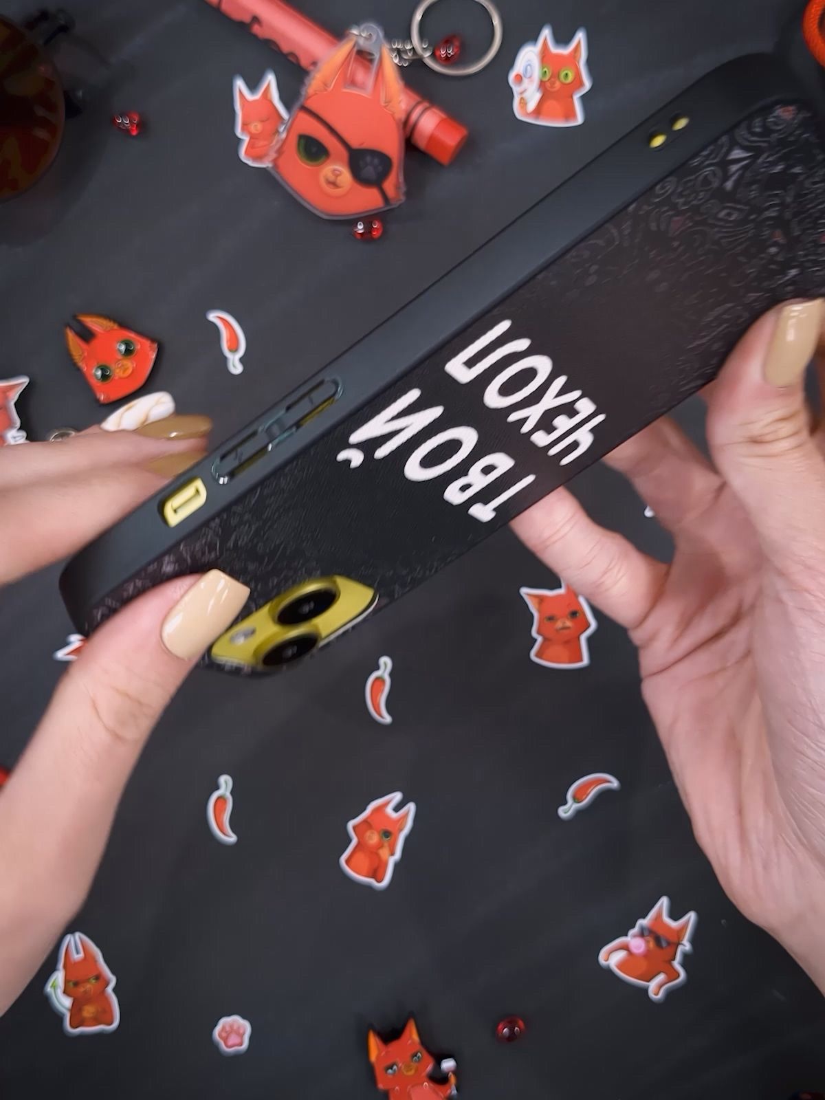 Прикольный чехол на iPhone 13 с принтом ковер