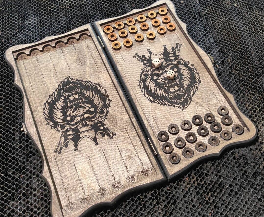 Нарды дорожные "Лев в короне", натуральное дерево, гравировка, фишки и игральные кости в комплекте