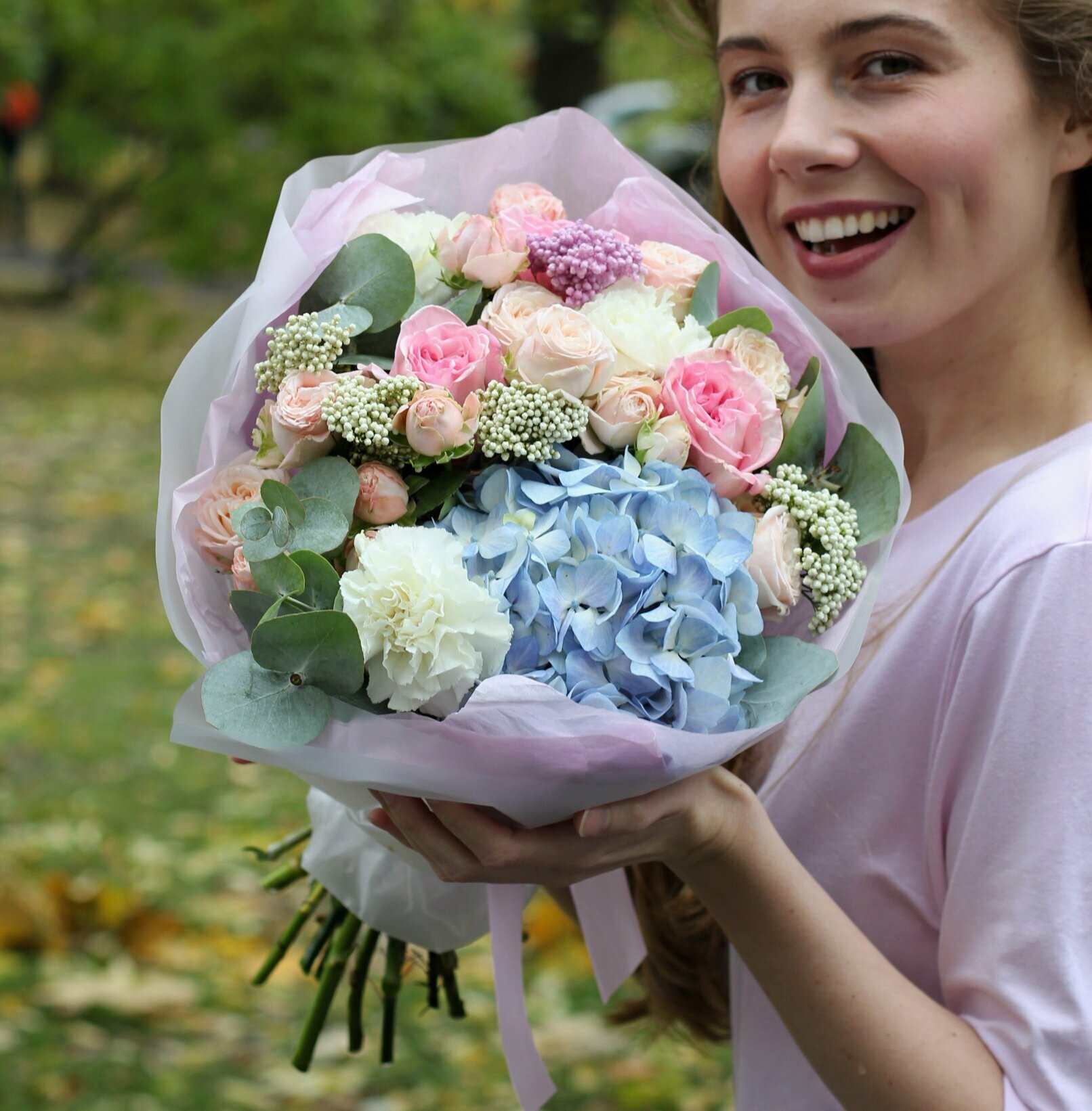 Авторский букет 56 с гортензией, гвоздикой, озотамнусом и садовыми розами