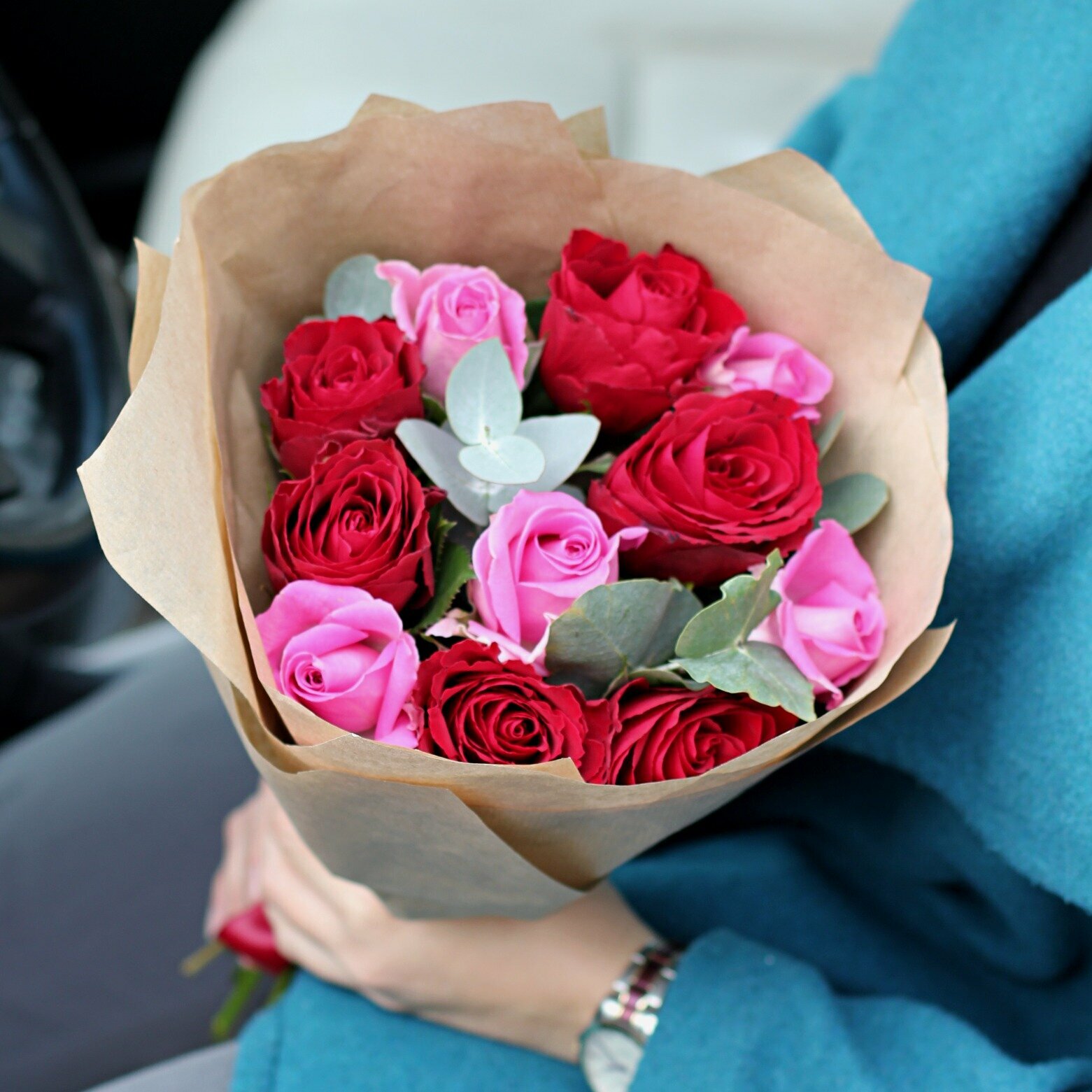 Монобукет микс из 9 розовых и красных роз с веточками эвкалипта