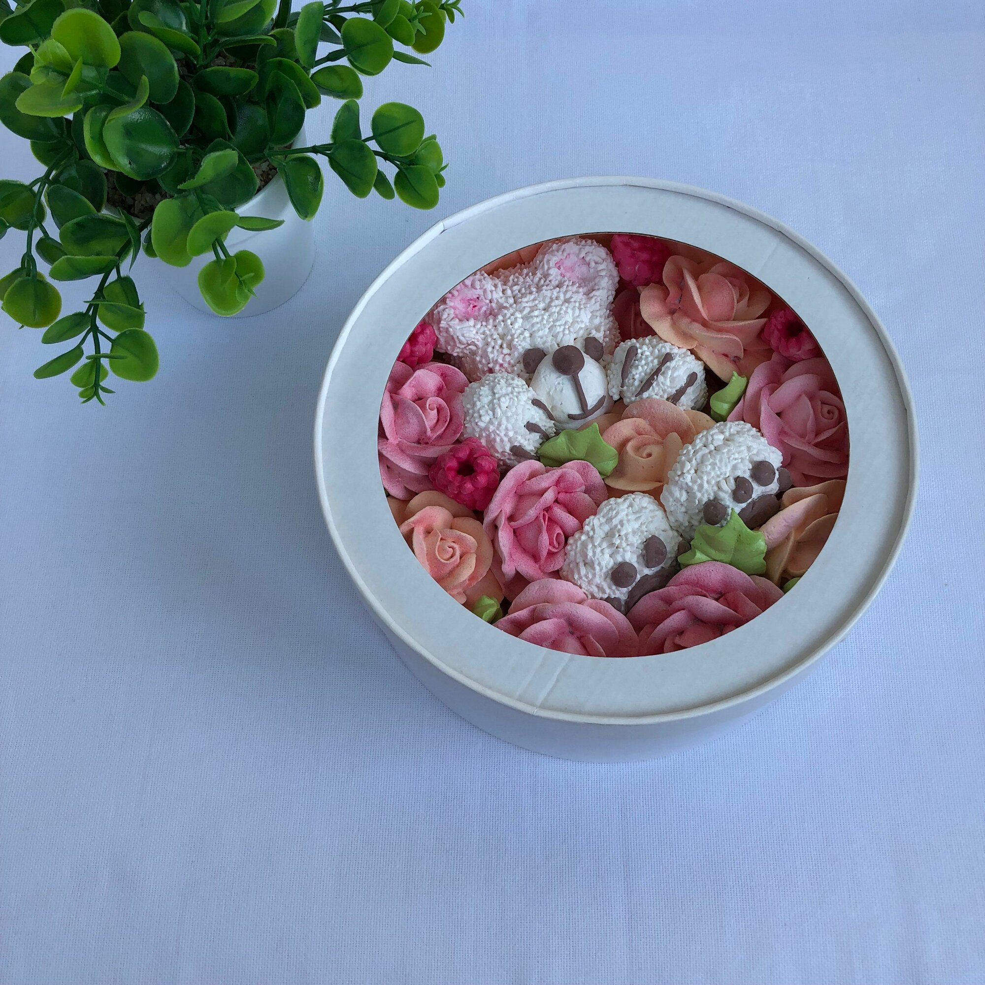 Набор зефира ручной работы Мишка в цветах в подарочной коробке диаметром 20 см