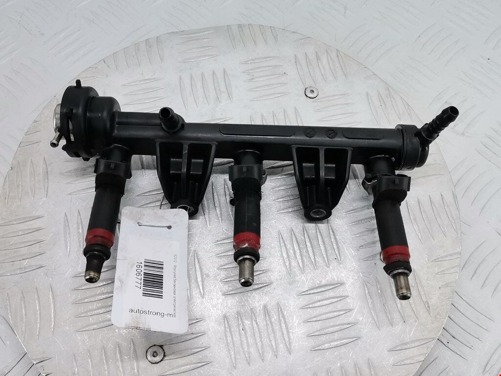 Форсунка бензиновая электрическая Volkswagen Polo 4 03D906031C арт. 1606777