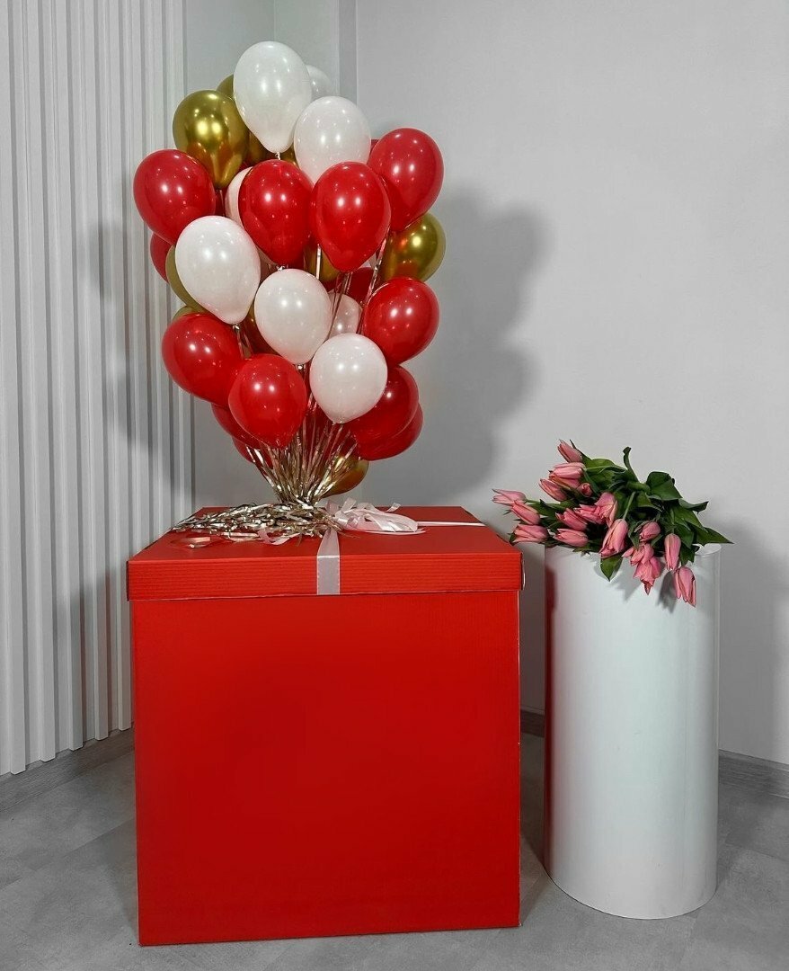 Красная коробка – сюрприз с маленькими латексными шарами
