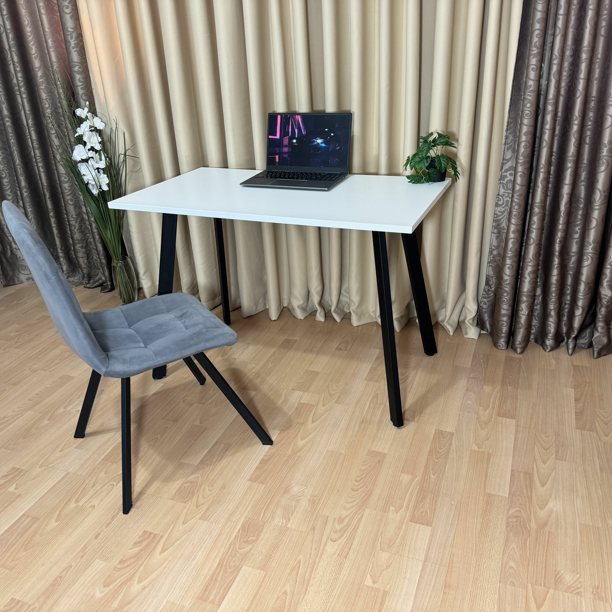 Игровой стол Ник 110*60 см. Столешница Белая 22 мм. Чёрные ножки