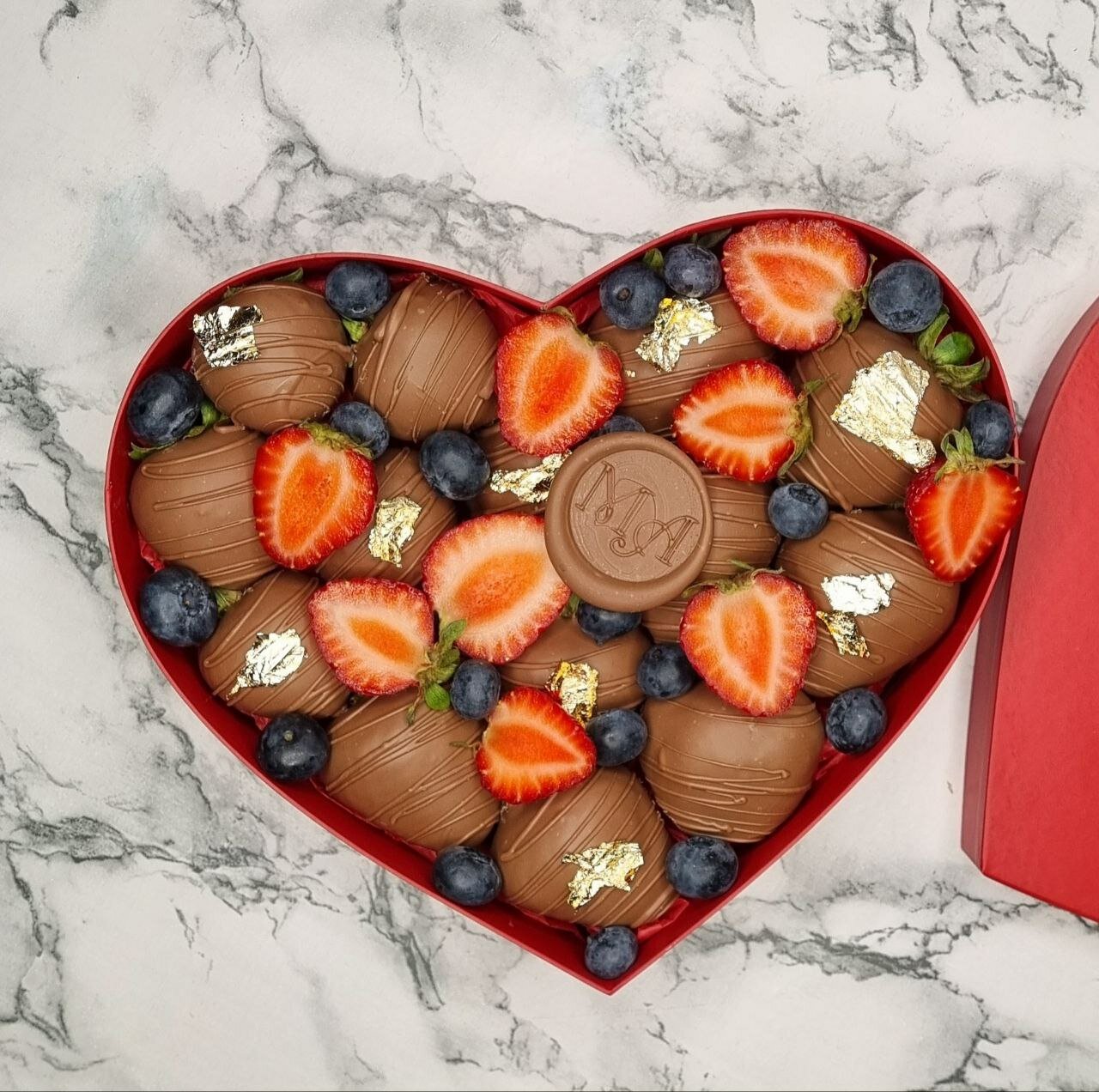 Клубника в шоколаде коробка сердце (12-16 ягод) подарок маме