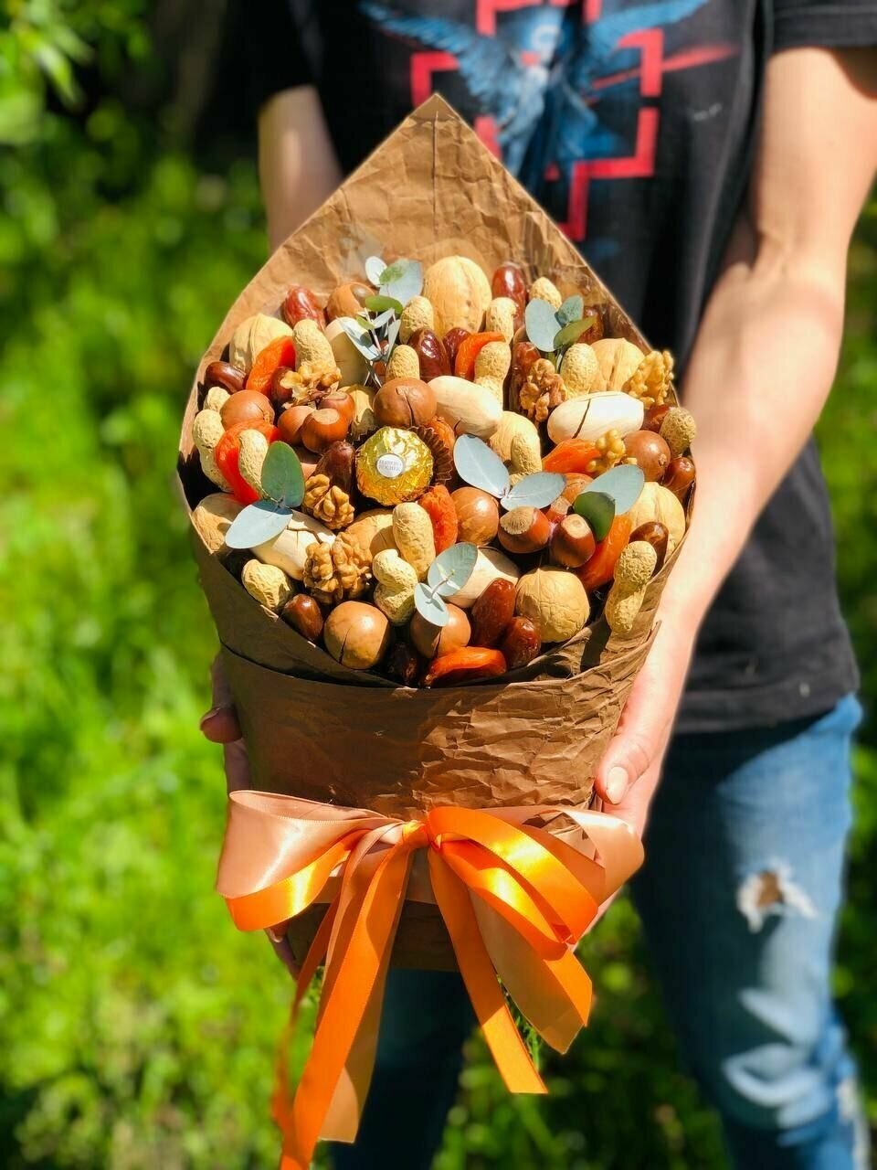 Букет из орехов и сухофруктов в конверте. Съедобный подарок для учителя