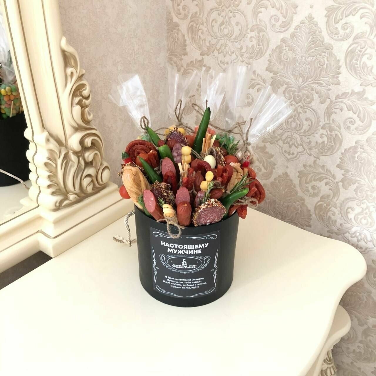 Подарок мужчине букет из колбасы на 23 февраля/ Набор снеков в коробке