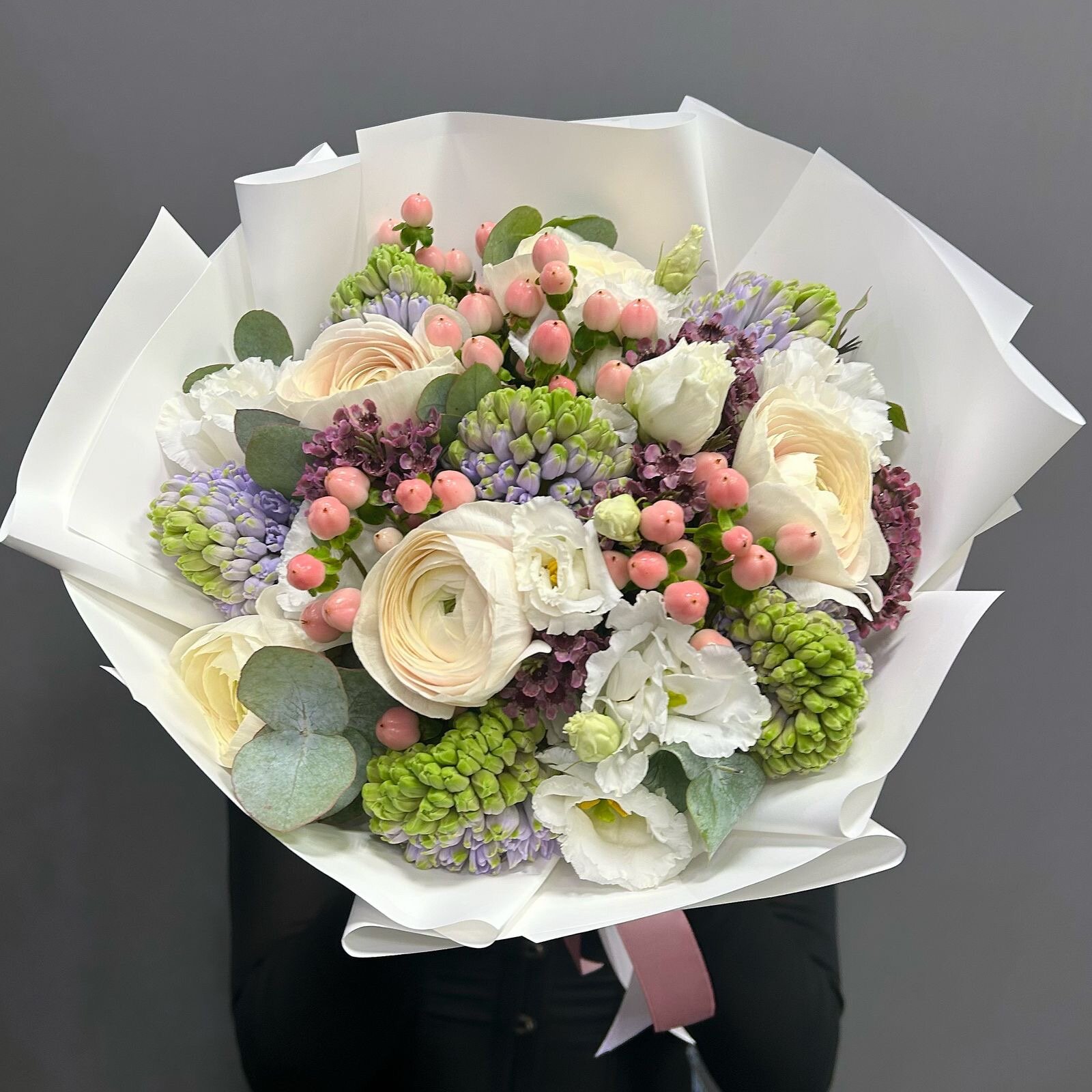 Микс с ранункулюсами, гиацинтами и гиперикумом