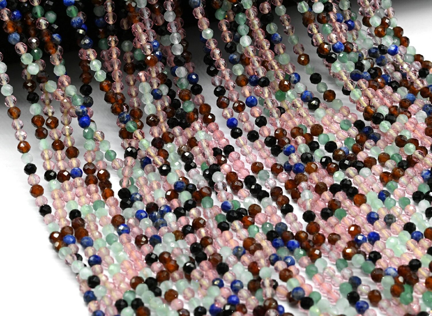 Бусины из самоцветов шарик гр.3мм, 38см, 132 бусины .