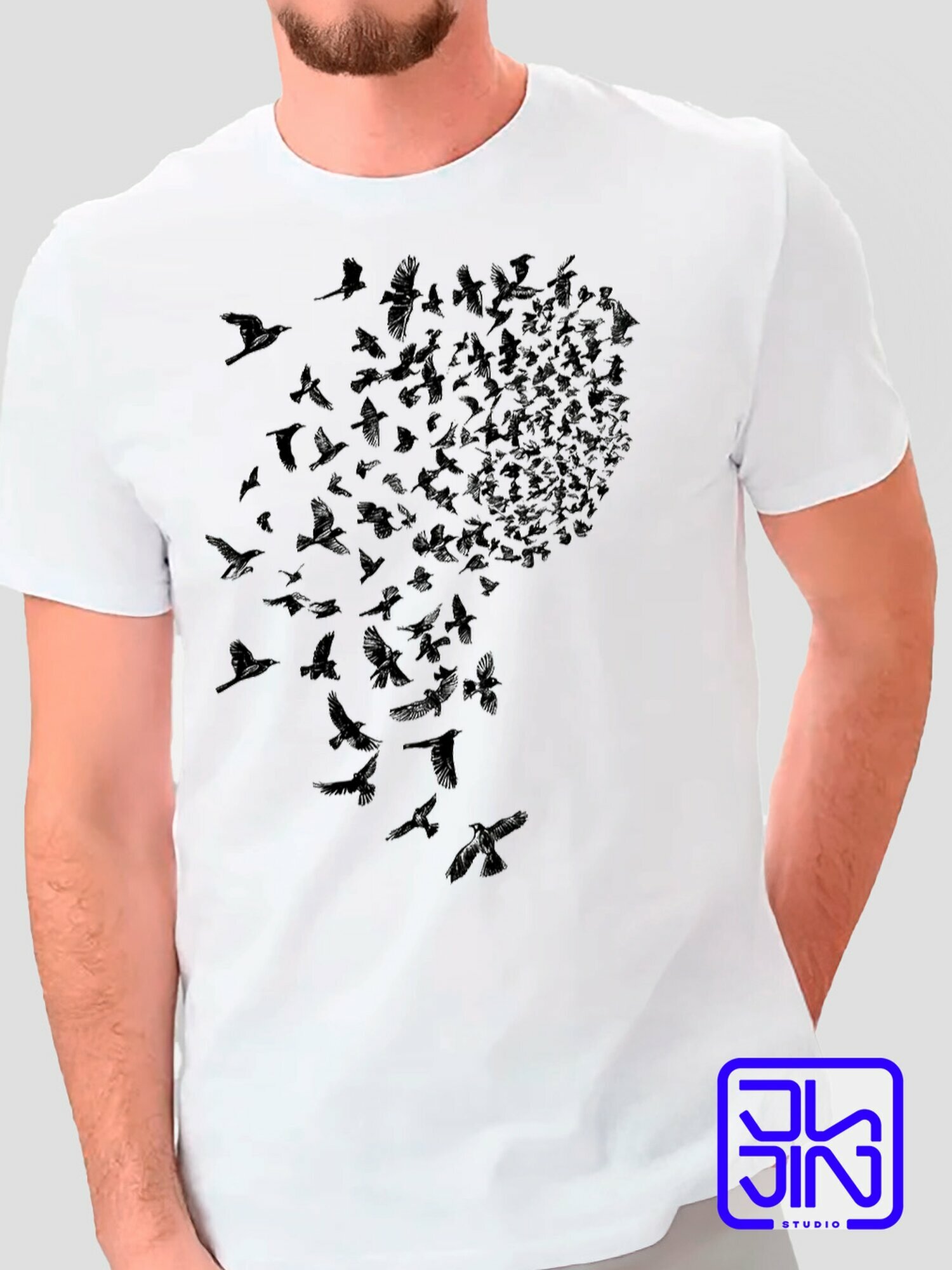 Футболка классическая мужская с авторским принтом Минималистичная черно белая абстрактная стая птиц в черном небе природы, белый хлопковый трикотаж с прикольным рисунком на груди