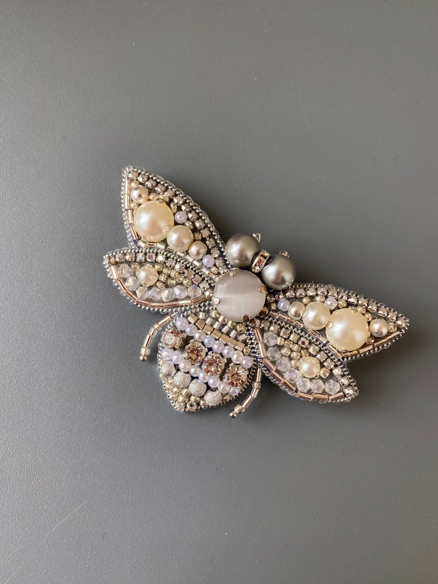 Брошь, жемчуг имитация, хрусталь, кристаллы Preciosa, стекло, стразы, бисер