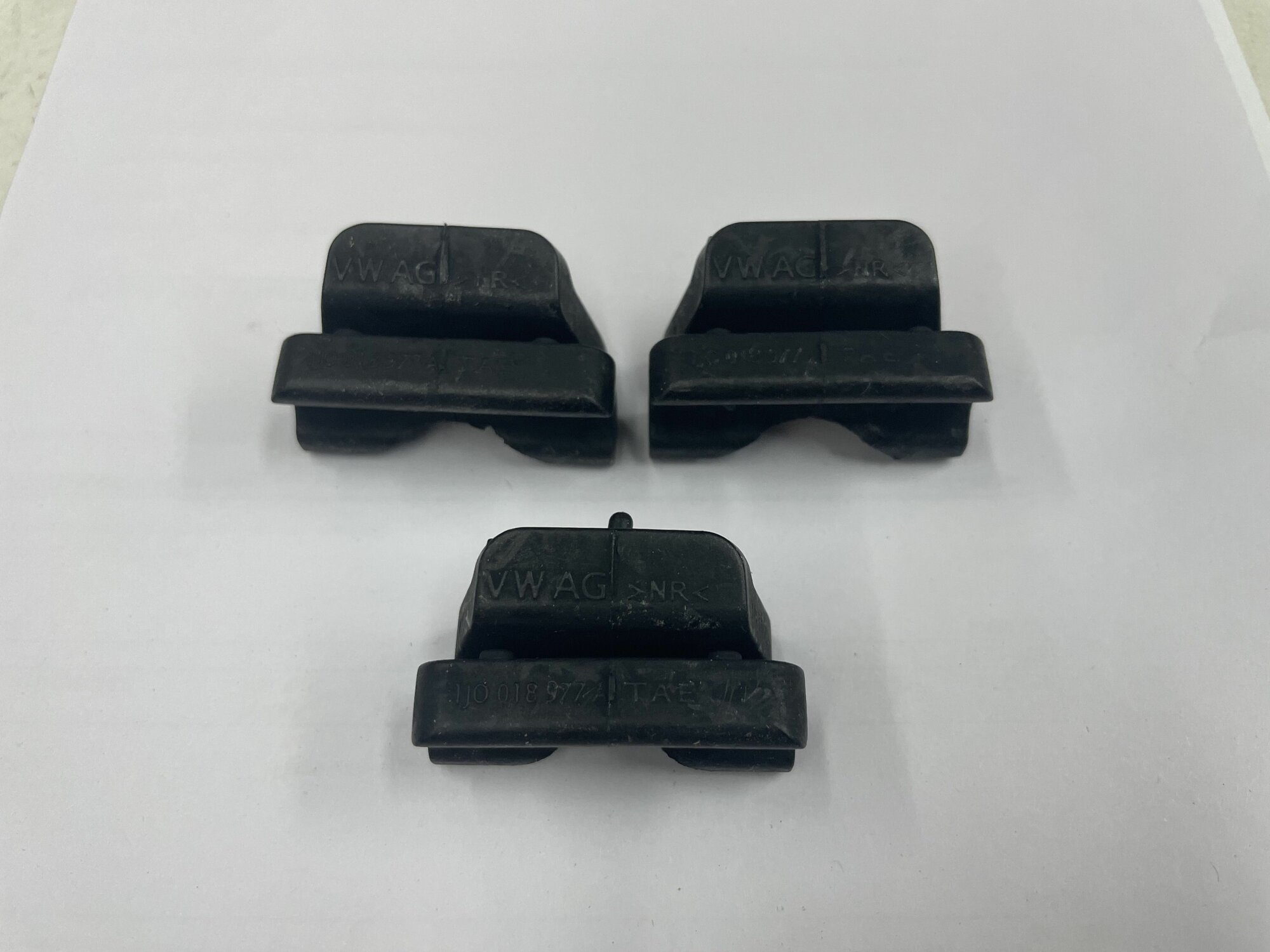 VAG 1J0018977A Кронштейны крепления защиты двигателя (3шт) для AUDI A3 8L1/ VW GOLF IV