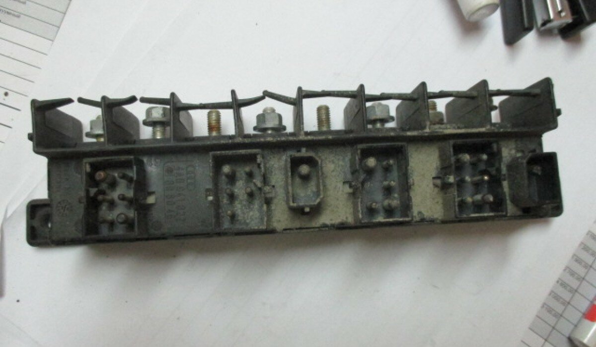 Блок предохранителей A4 (B5) Audi 4A0941822