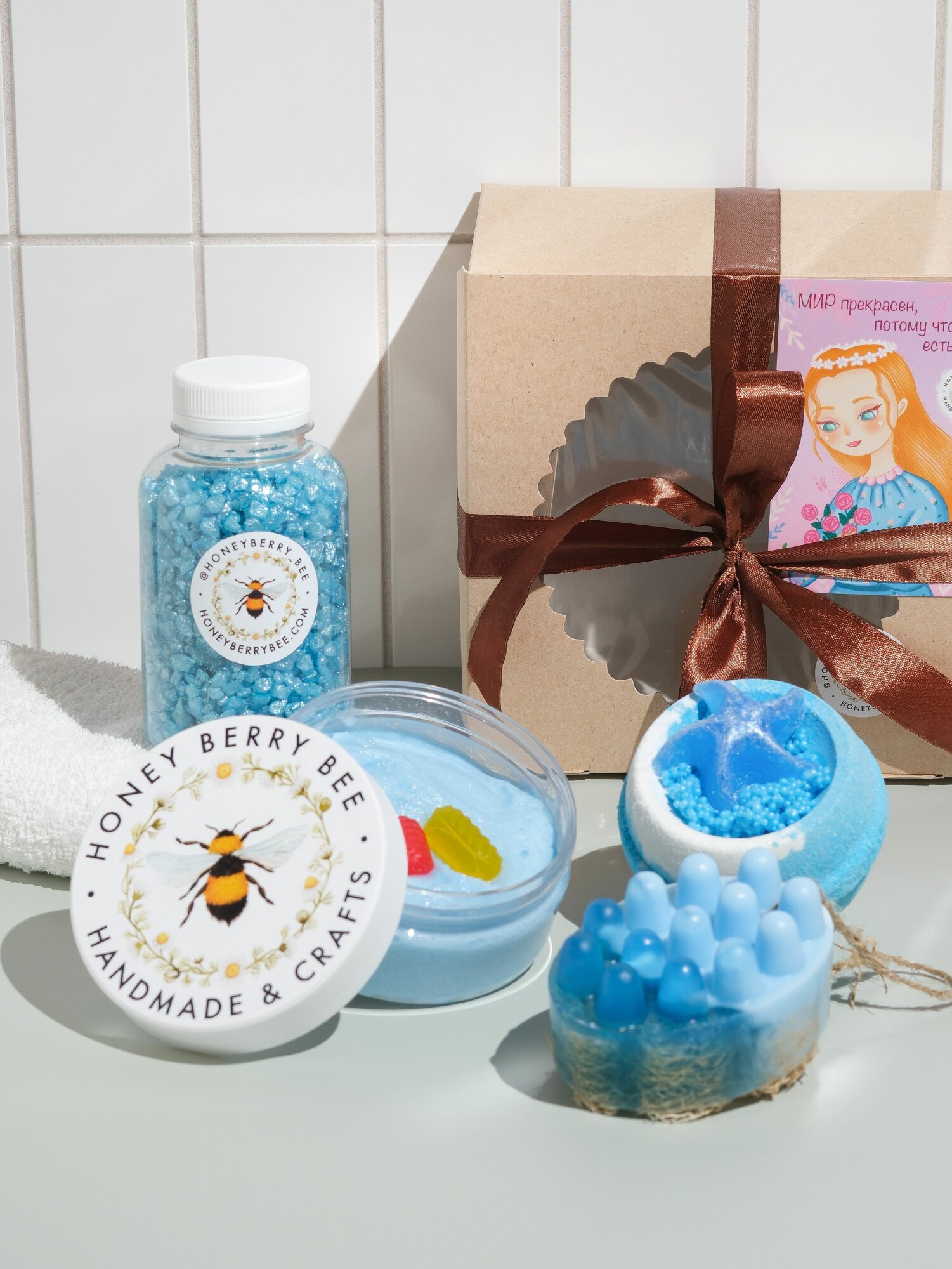 Подарочный спа набор косметики для тела Honeyberrybee 4 средства. Скраб, бомбочка, мыло с люфой, соль с шиммером