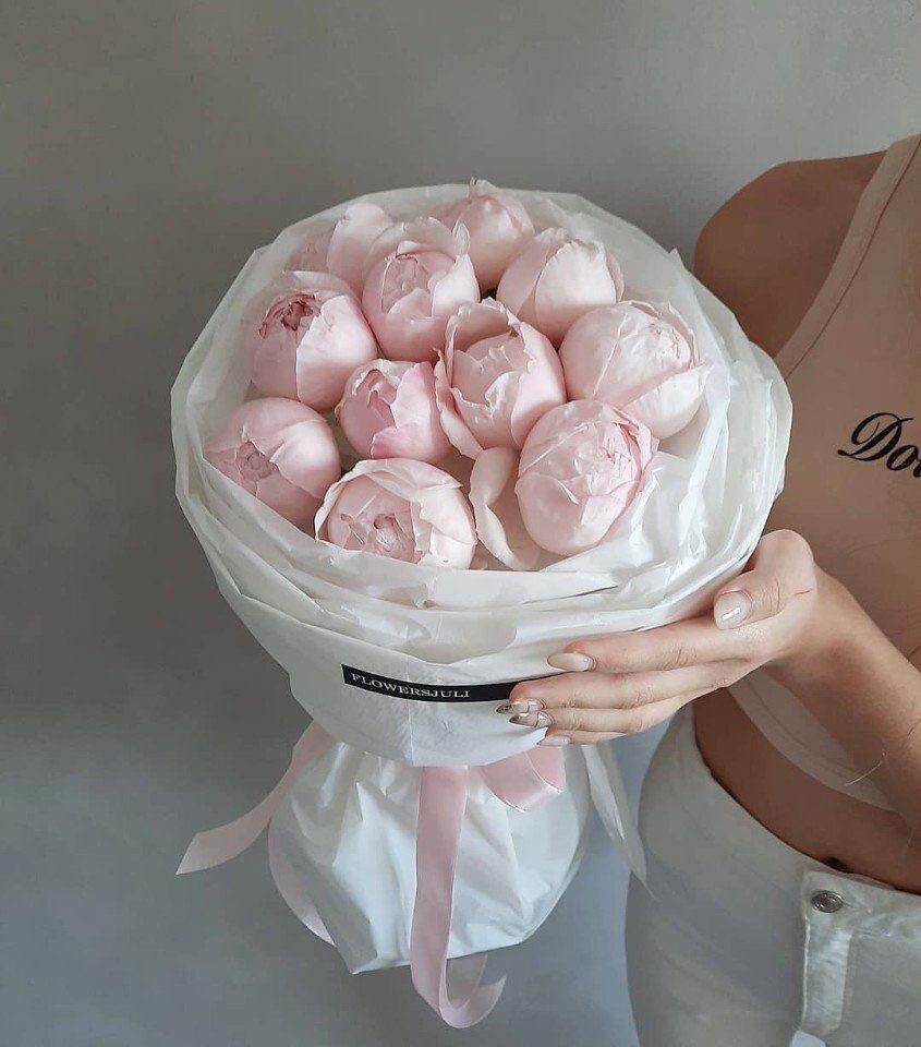 Монобукет "Нежность", пионы, 11 шт, 60 см, в белой упаковке