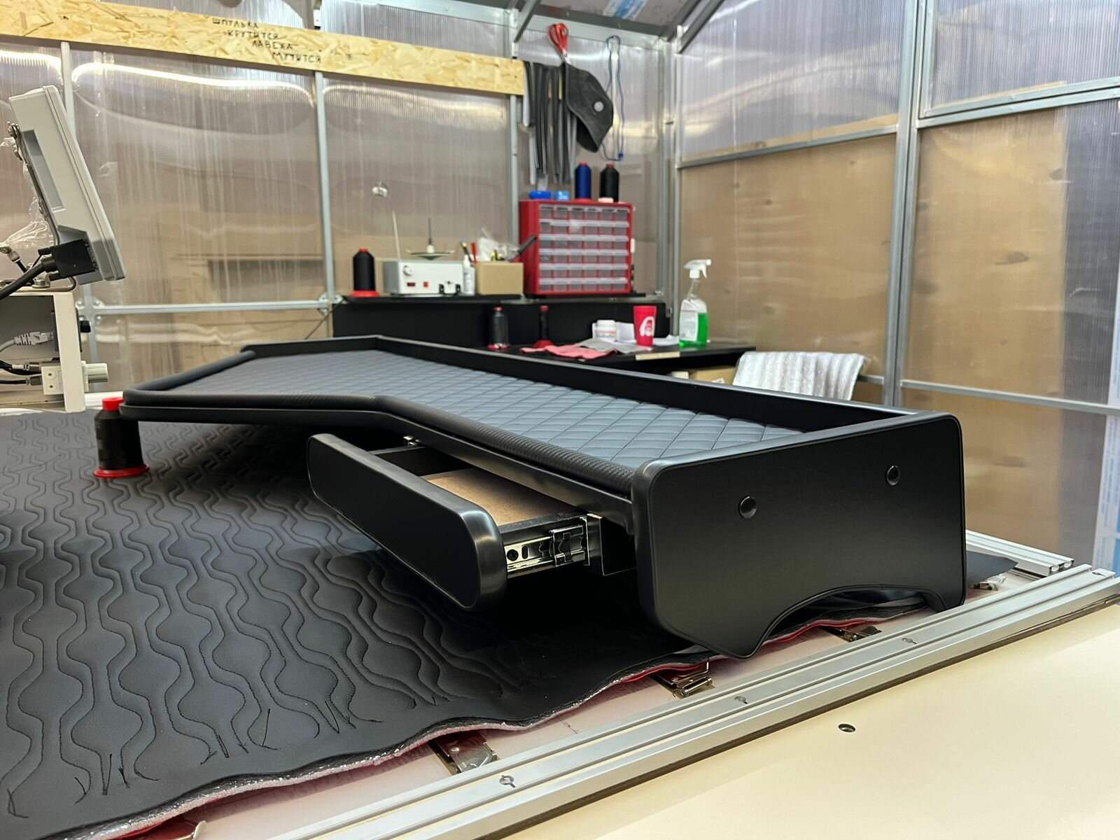 Стол на торпеду грузовика КамАЗ К5 Черная экокожа Черный ромб Ящик