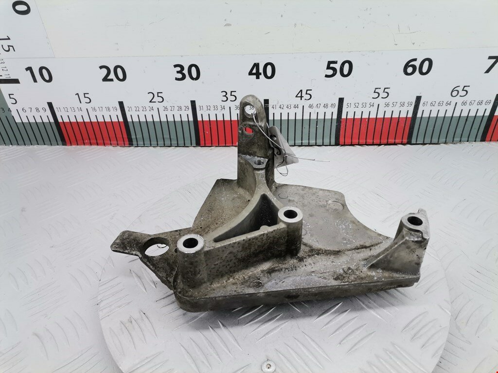 Кронштейн (крепление лапа) двигателя Renault Clio 3 1123100QAP арт. 1682045