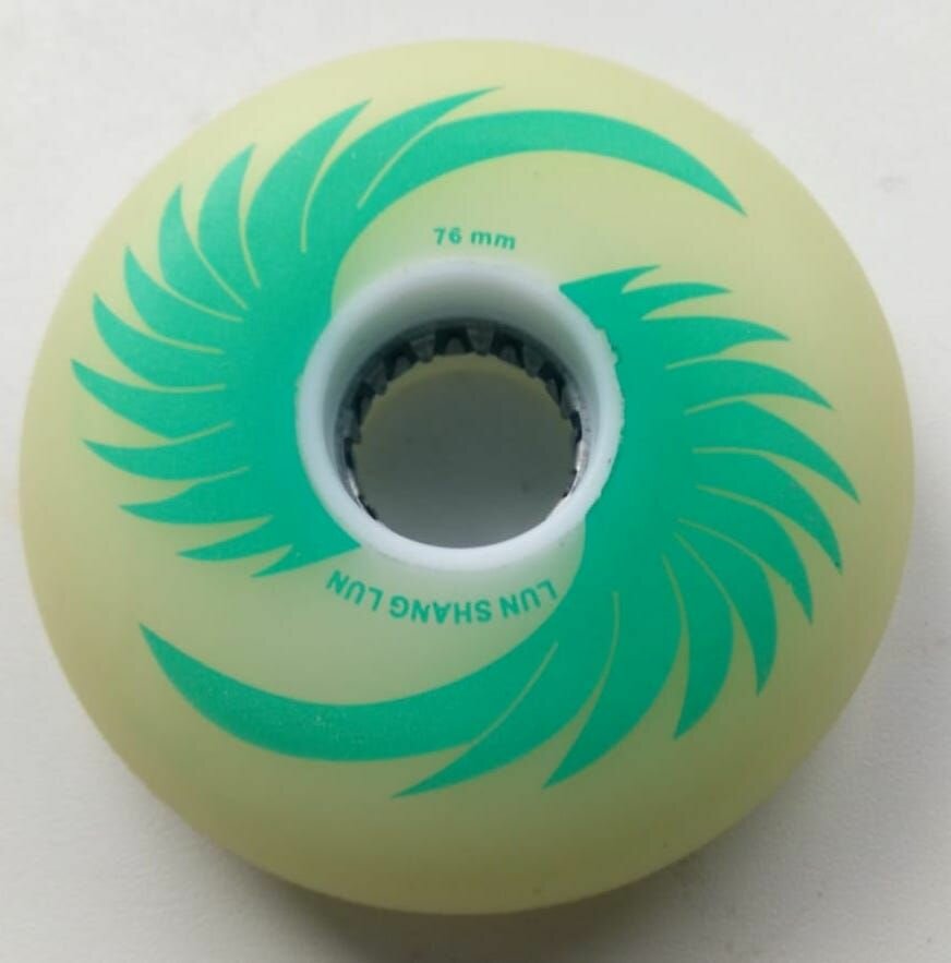 8 светящихся колес для роликов 80мм. Светится зеленым. Полнотелые с жесткостью 85а.