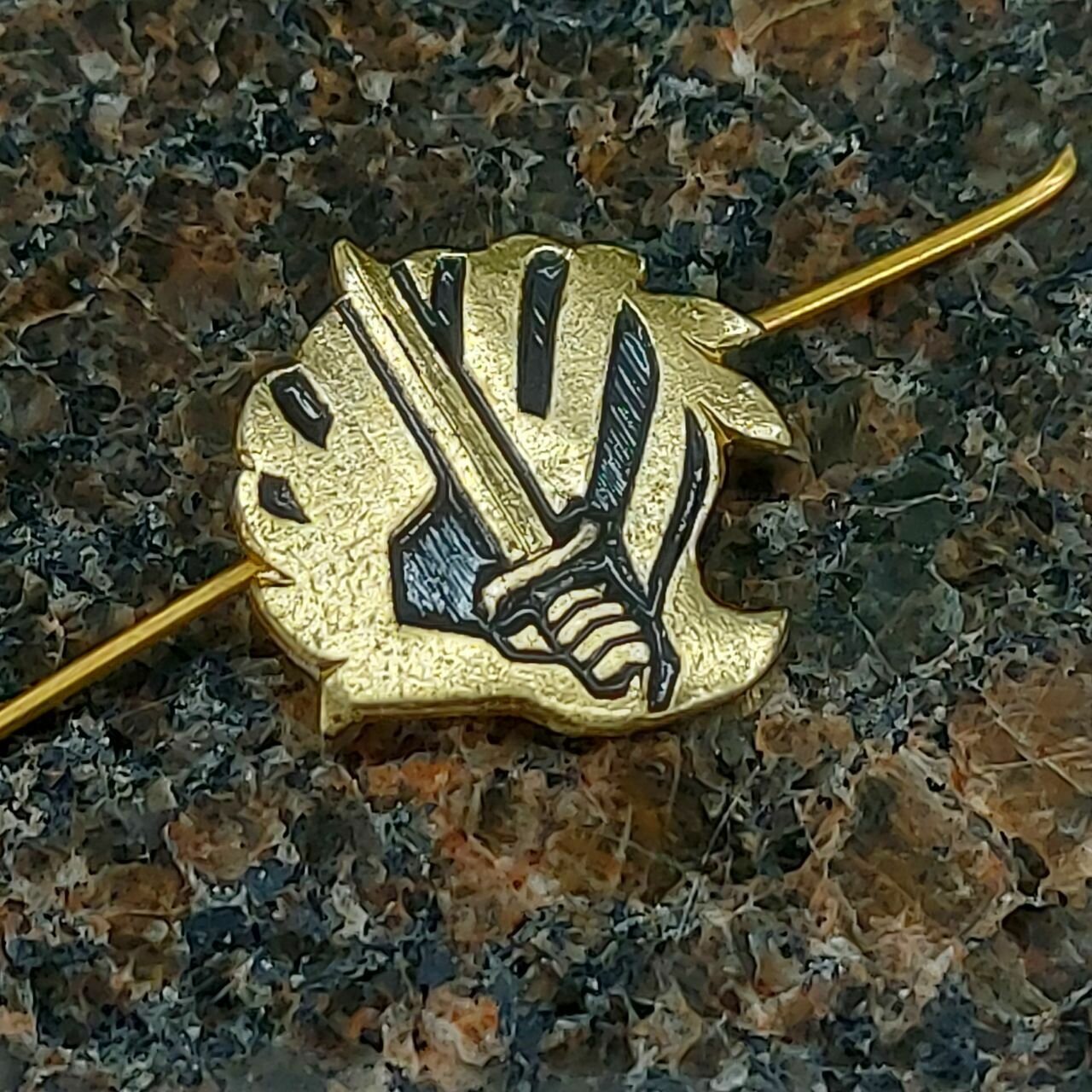 Знак охрана птица с мечом